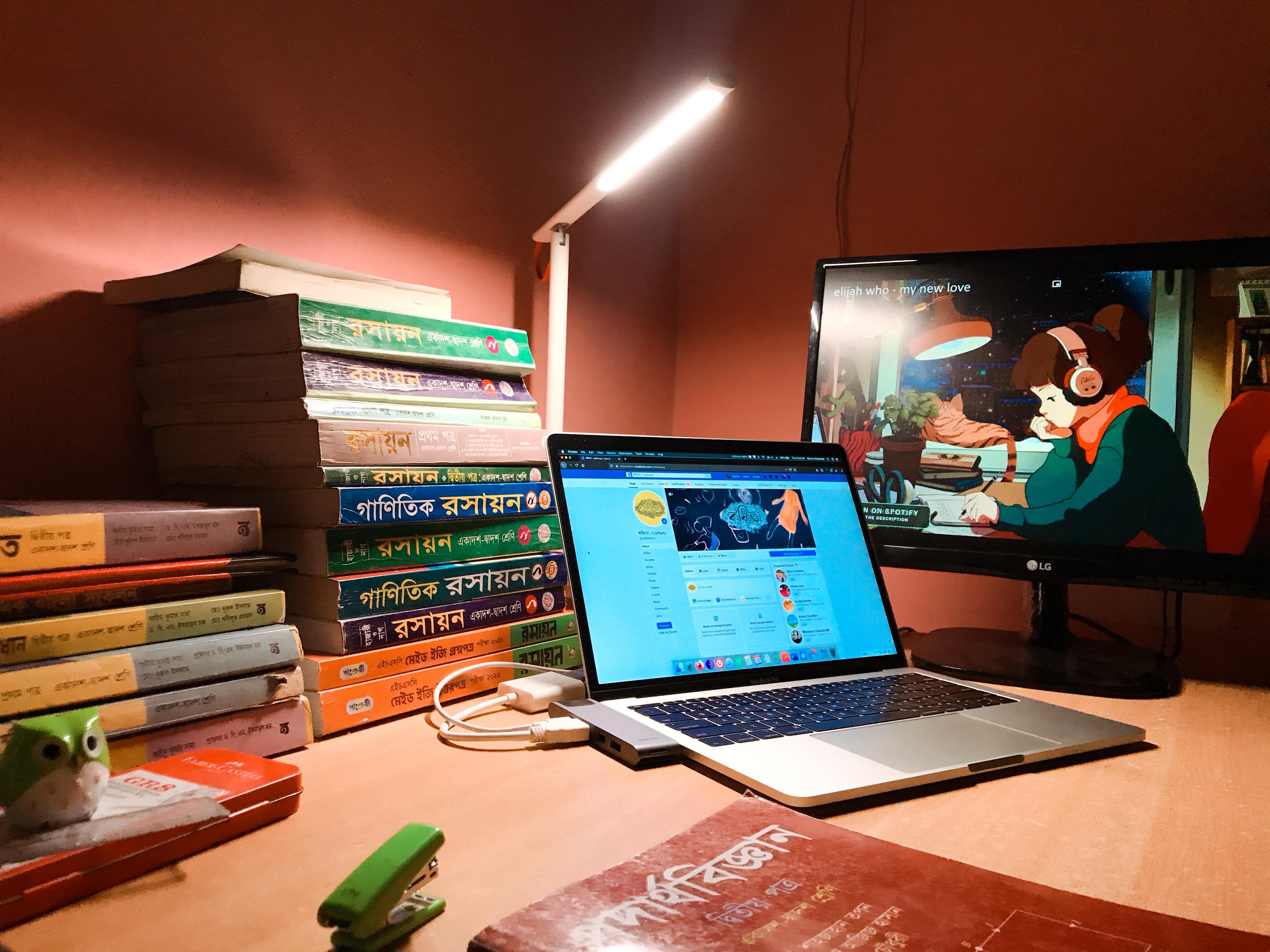 MBP 13” Student desk setup! | Scrolller