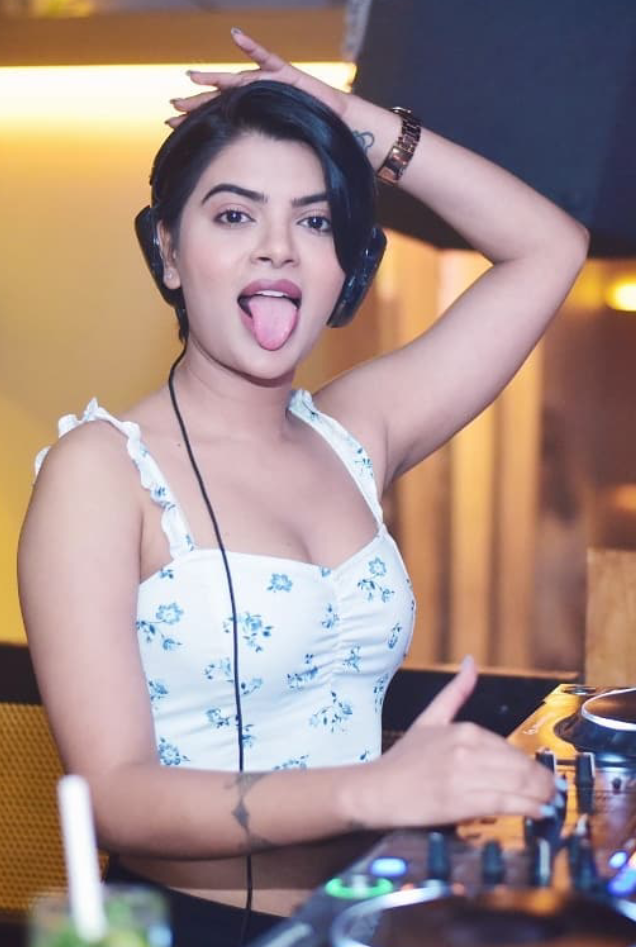 Meaty armpit of DJ Rhea | Scrolller