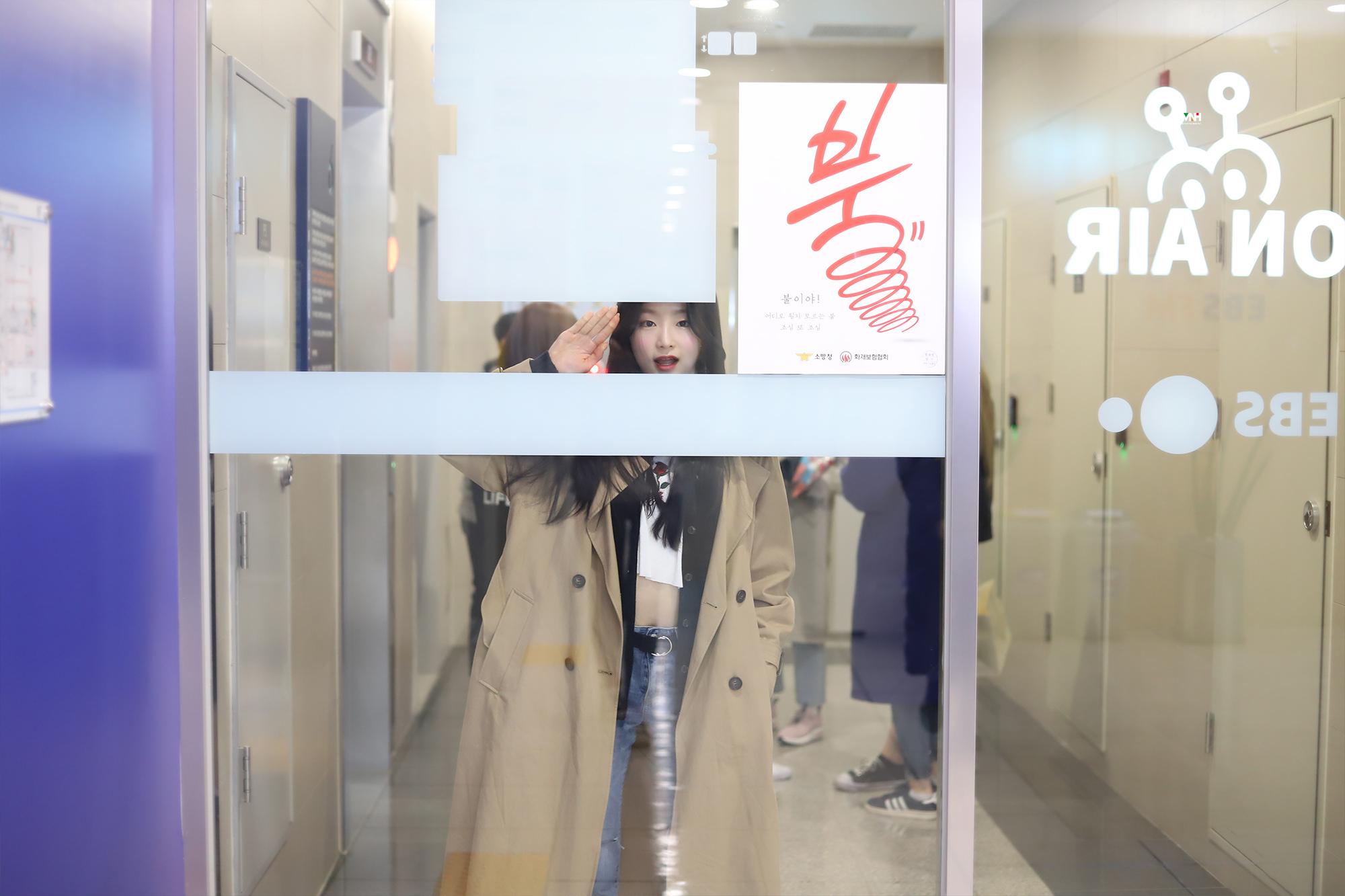 meme image of Seungeun waving bye ^^ | Scrolller