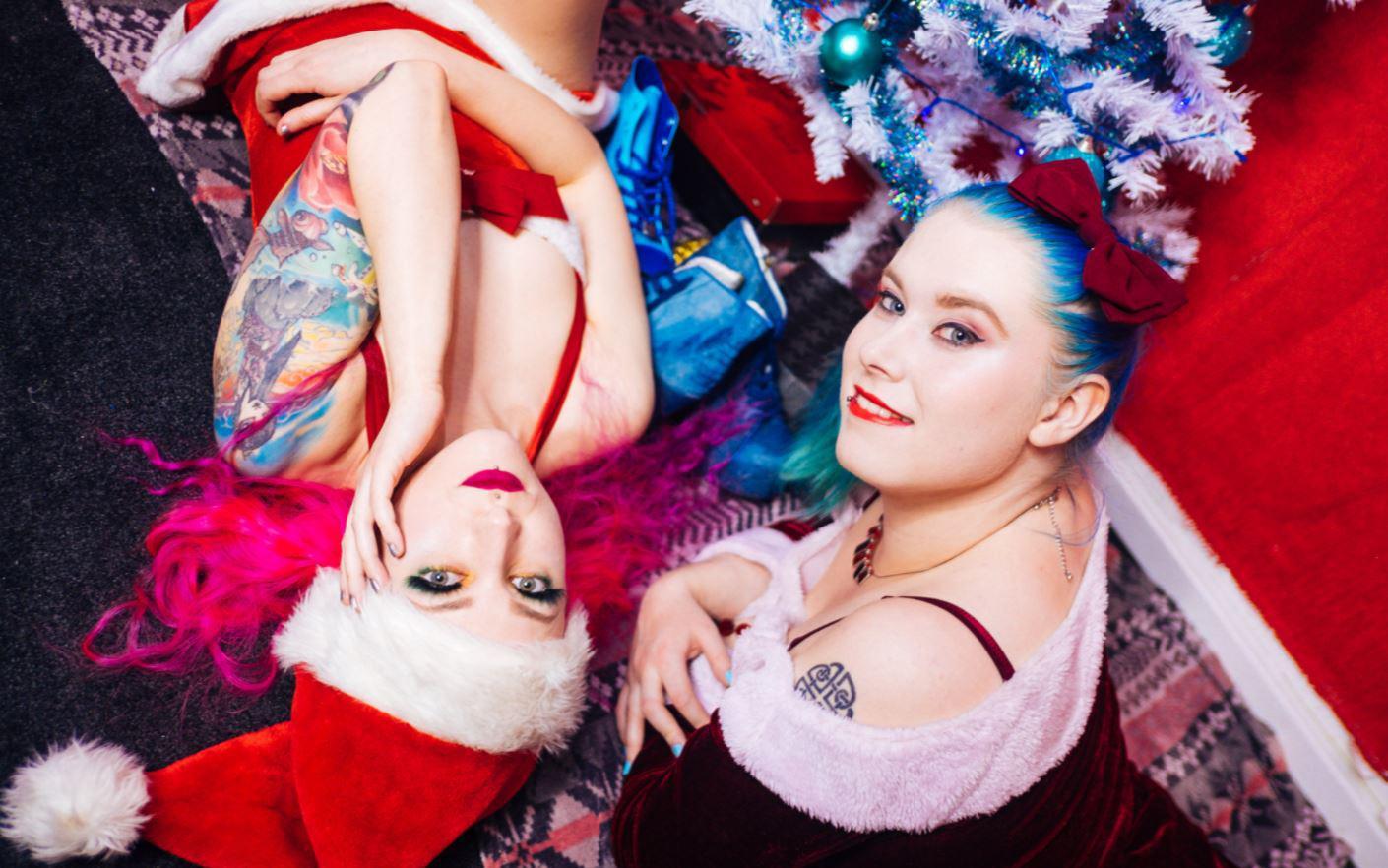 Merry Christmas from two absolute babes 😘 | Scrolller