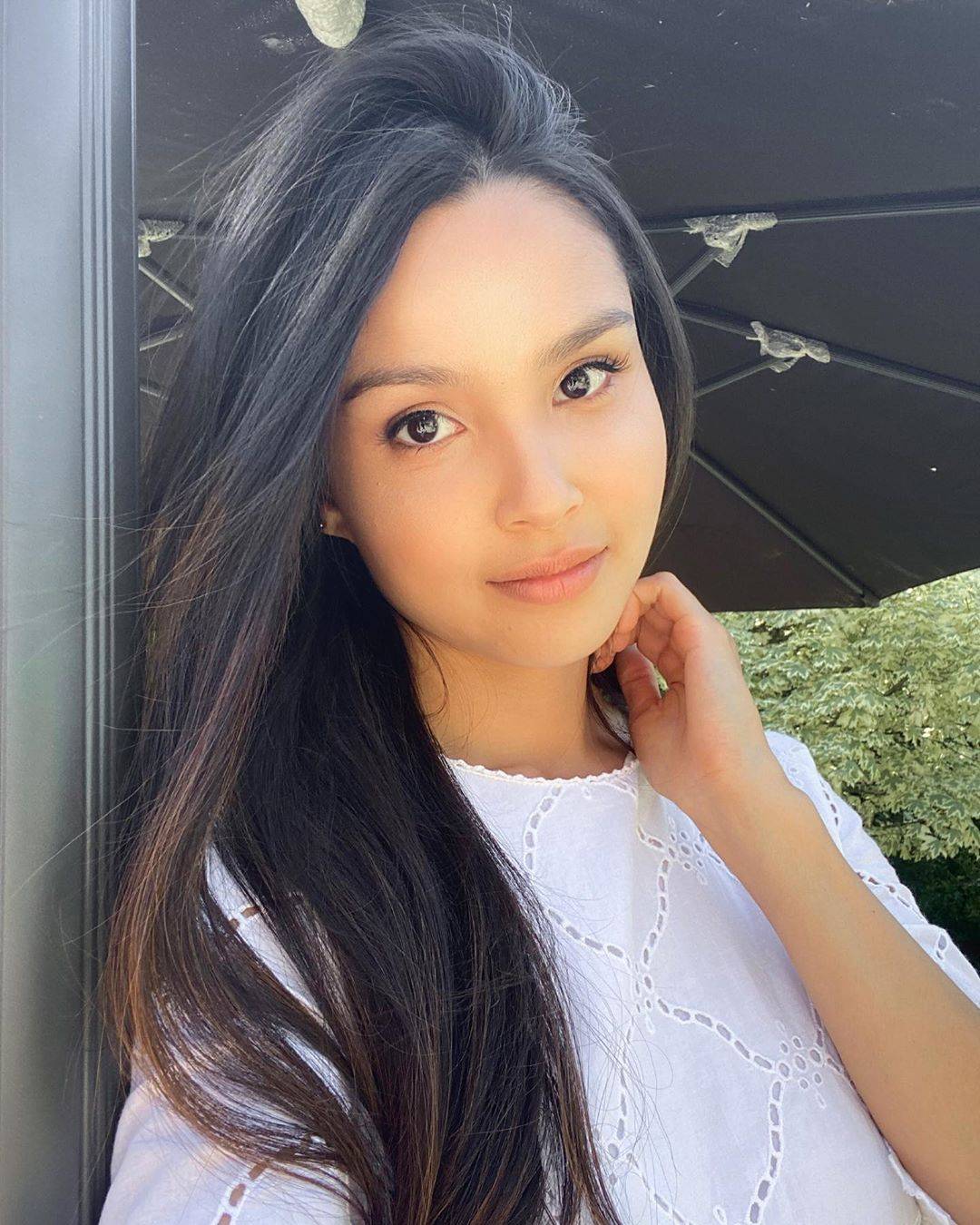 Mia Lewin | Scrolller