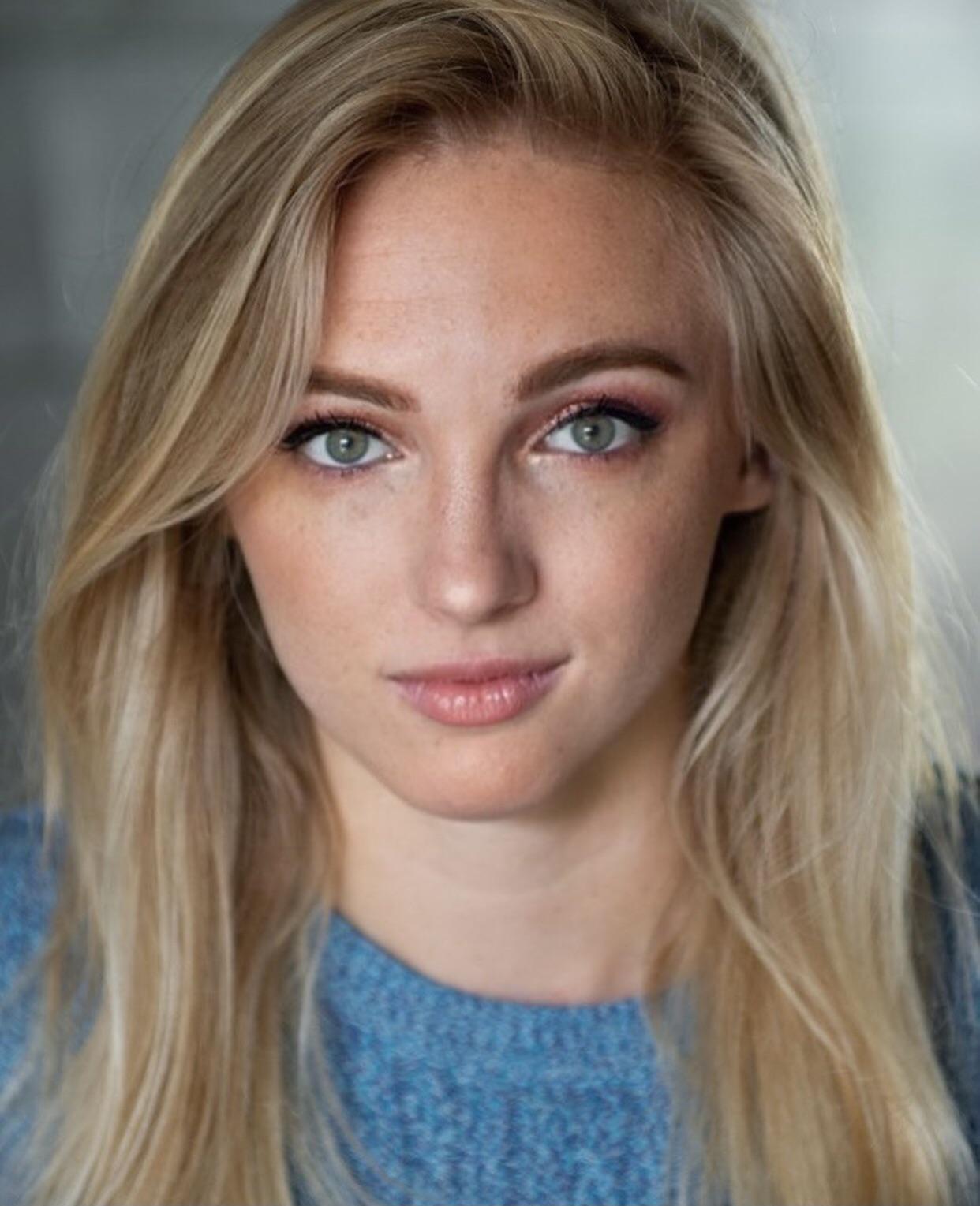 Michaela Lee [irtr] | Scrolller