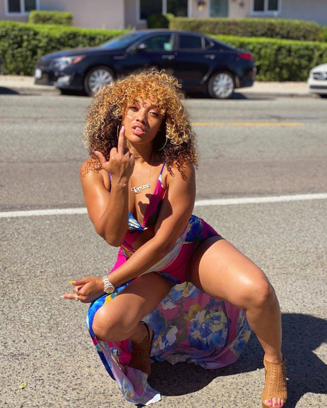 Middle finger | Scrolller