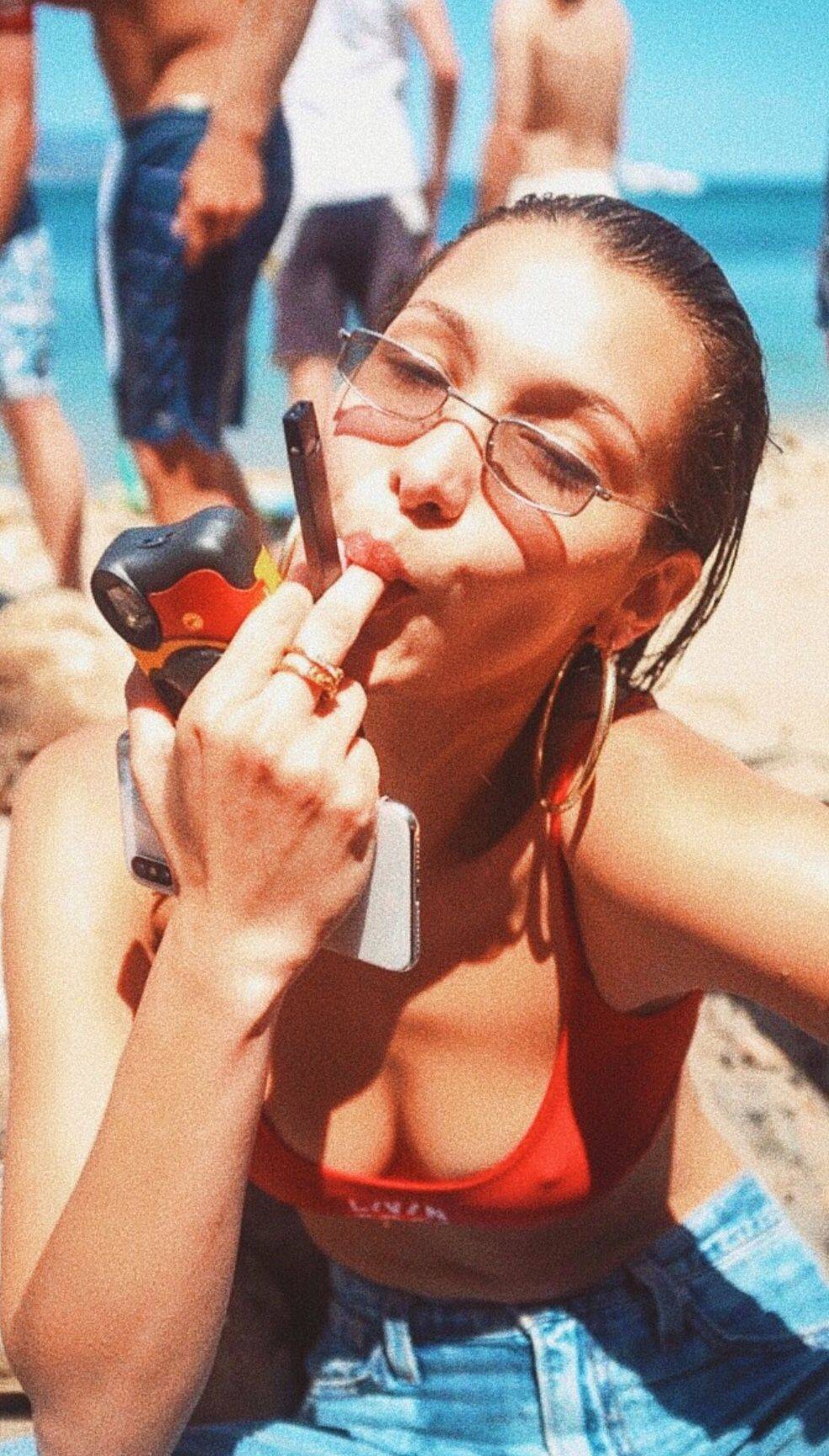 middle finger | Scrolller