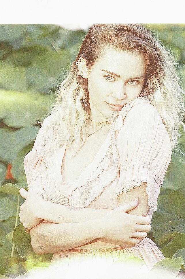 MILEY CYRUS | Scrolller