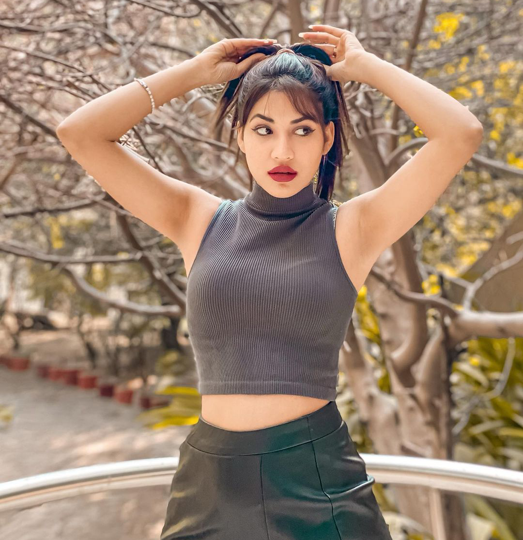 Milky and broad armpits of Shivani Singh | Scrolller