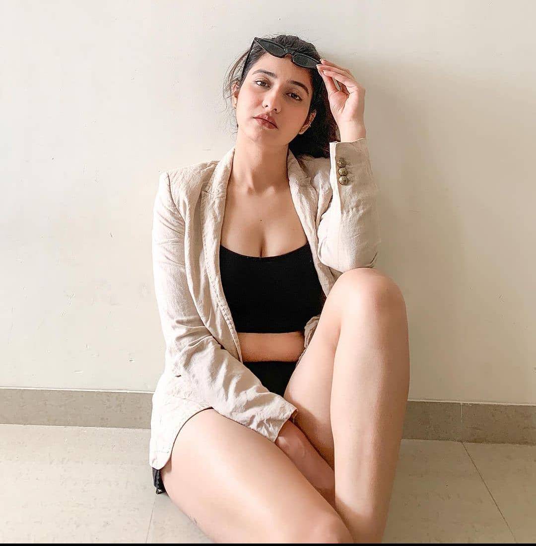 Milky thighs of Shruti Jain (new) | Scrolller