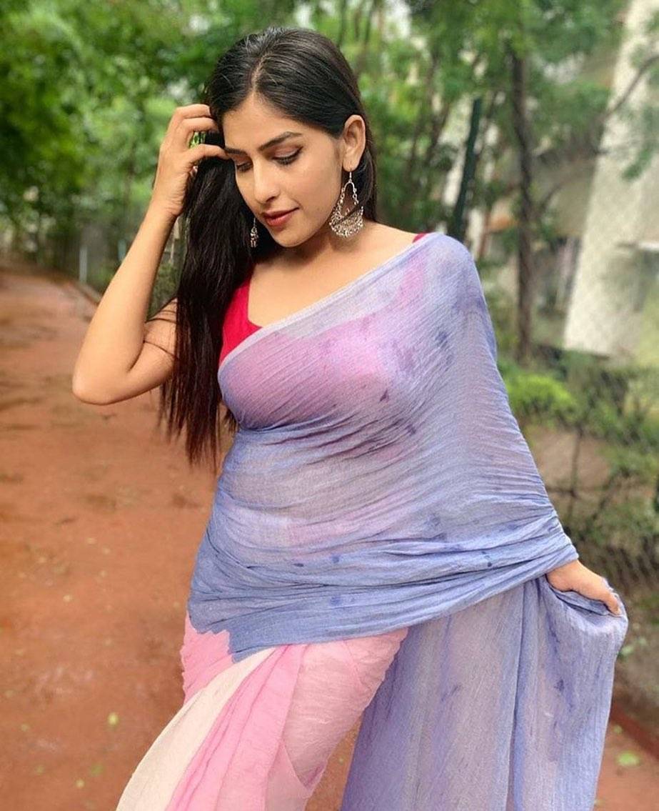 Mira Jagannath. Sexy pose in saree. Hila expose karaychi khup haus. Perfect fap material ...