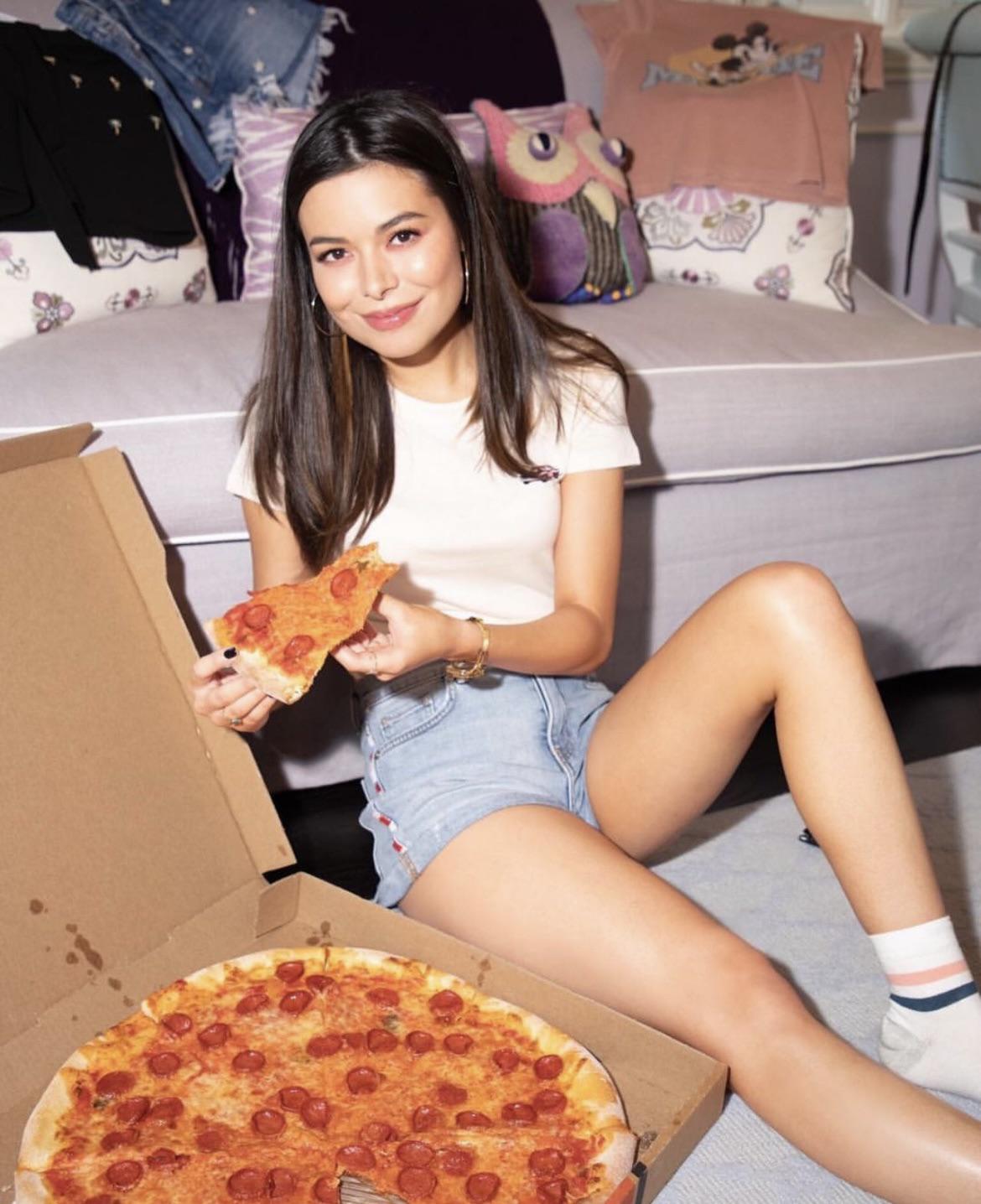 Miranda Cosgrove & Pizza a legendary combination | Scrolller