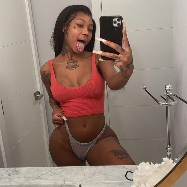 Mirror selfie #2 | Scrolller