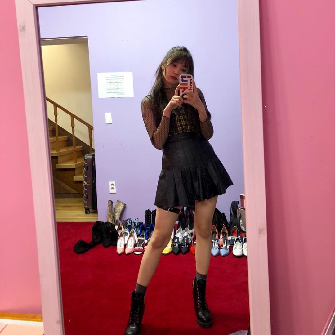 Mirror shot Jueun | Scrolller