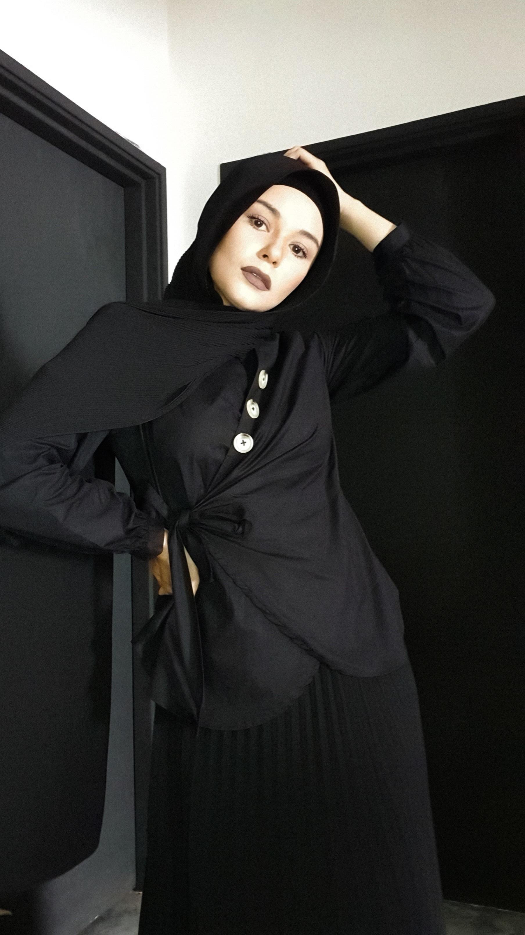 Modest goth 🖤 | Scrolller