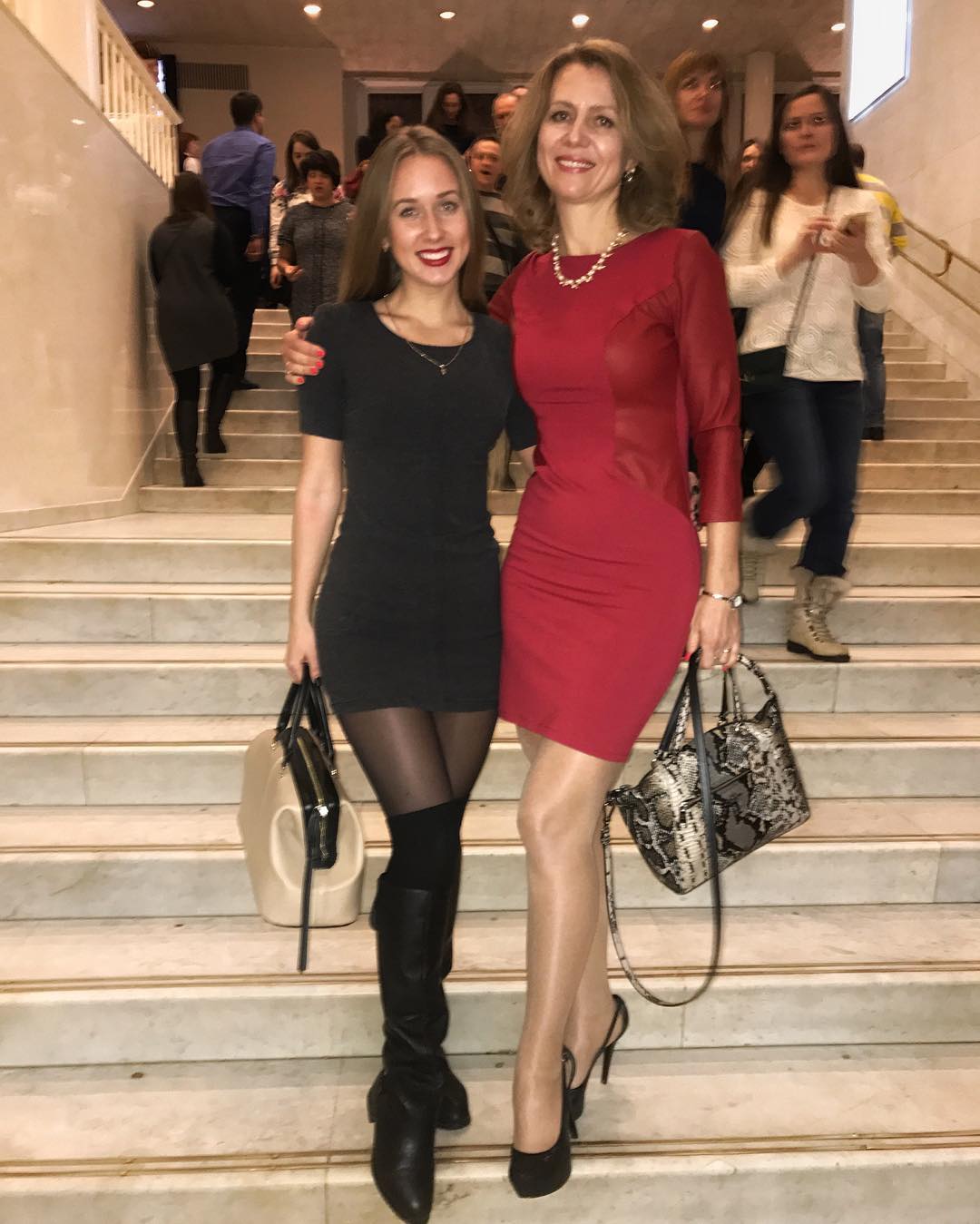 Mom And Daughter Scrolller