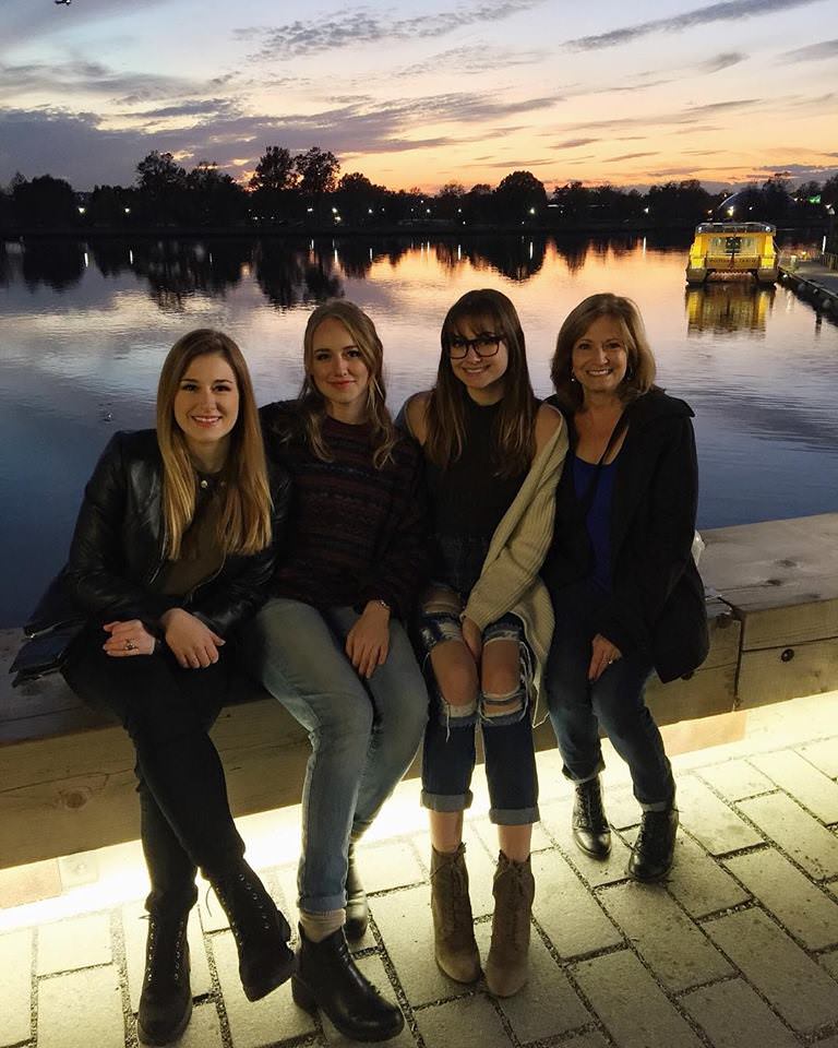 Mom Or Daughters By The Water Scrolller