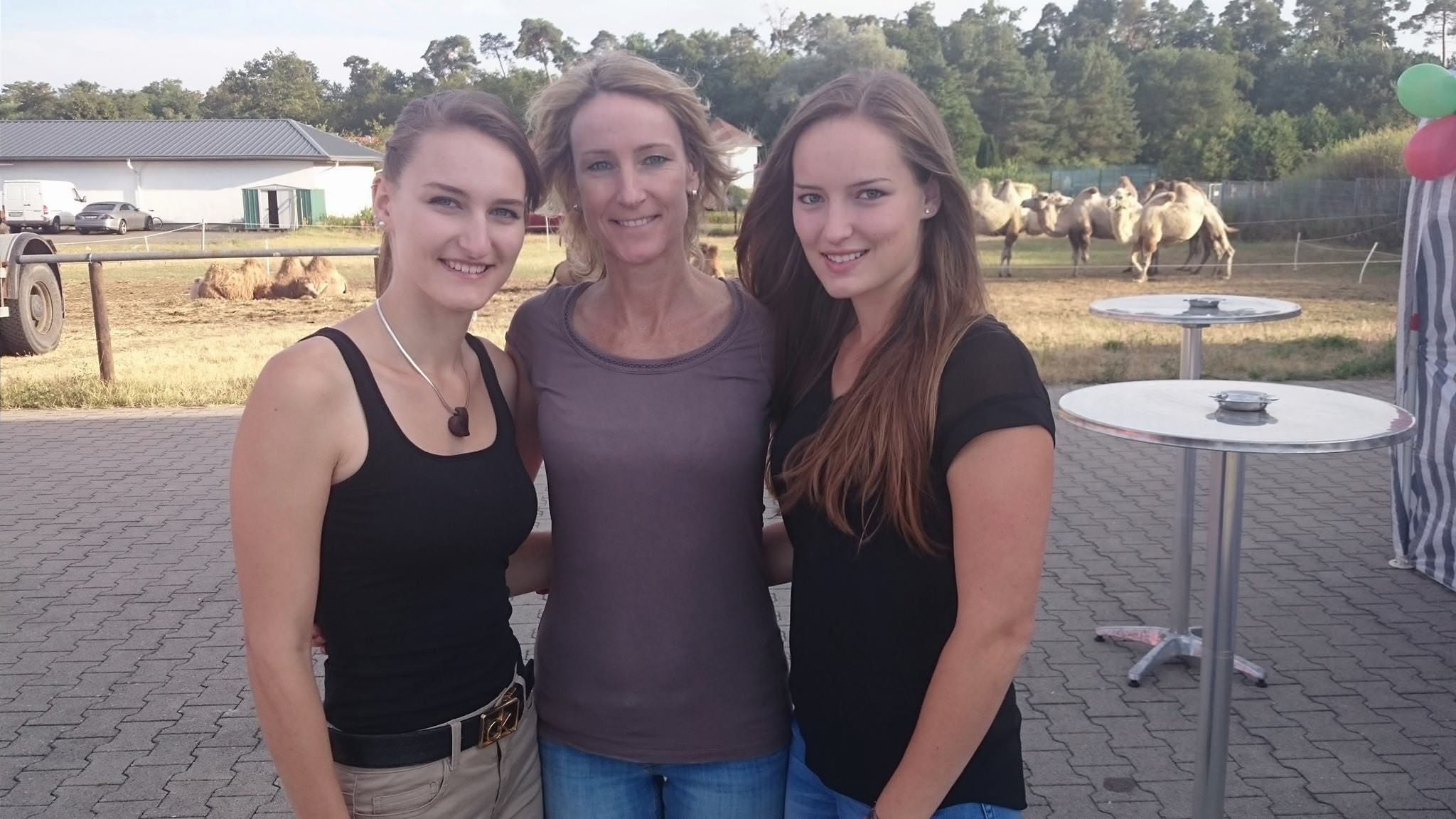 Mom Or One Of The Daughters Scrolller
