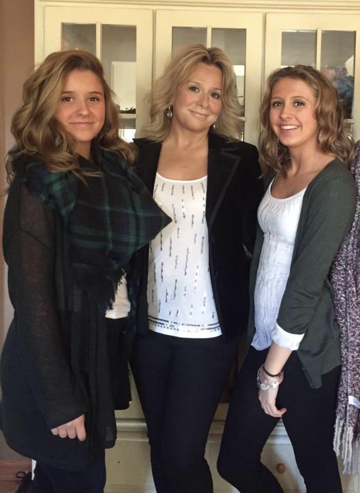 Mommy and her daughters | Scrolller