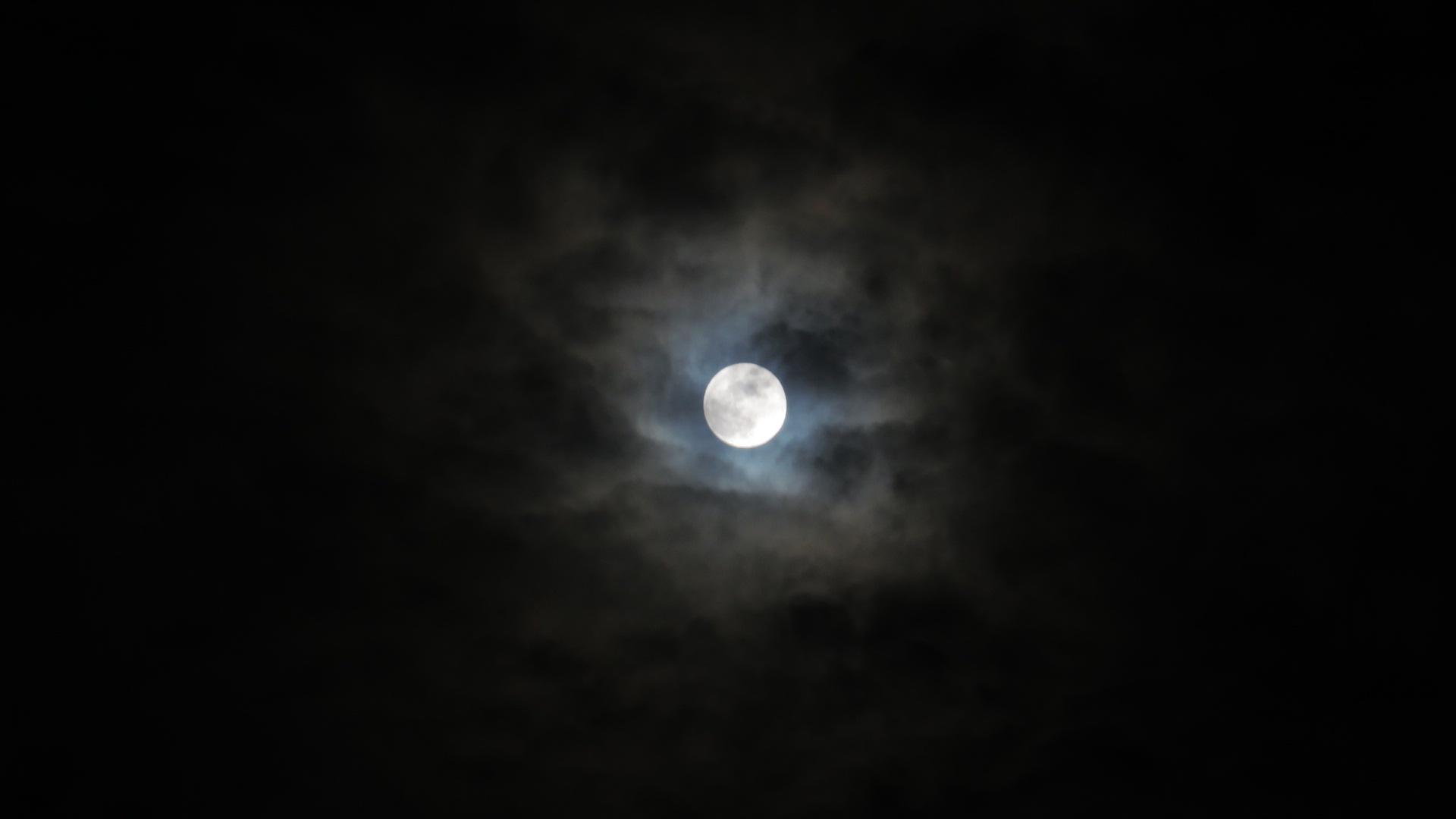 Moon on a cloudy day | Scrolller