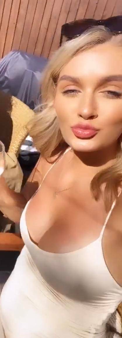 More cleavage on show | Scrolller