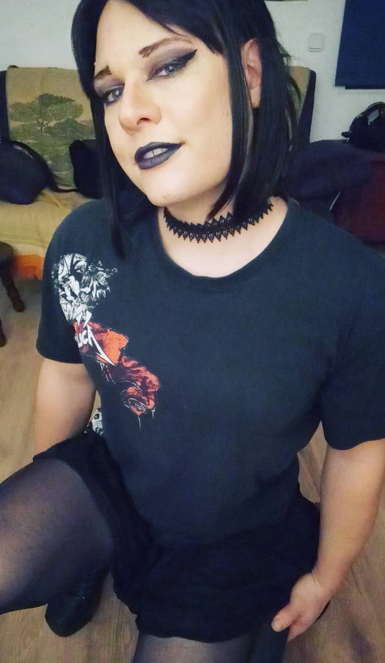 More metal than goth but same makeup😋 | Scrolller