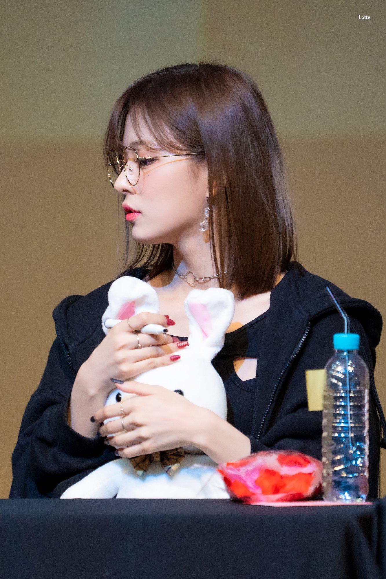 Ms. Lee Chaeyoung's beautiful side profile | Scrolller