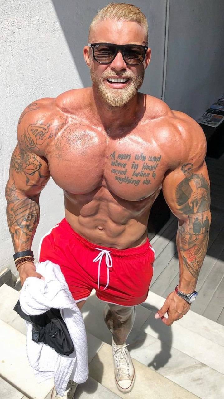 Muscle hunk | Scrolller