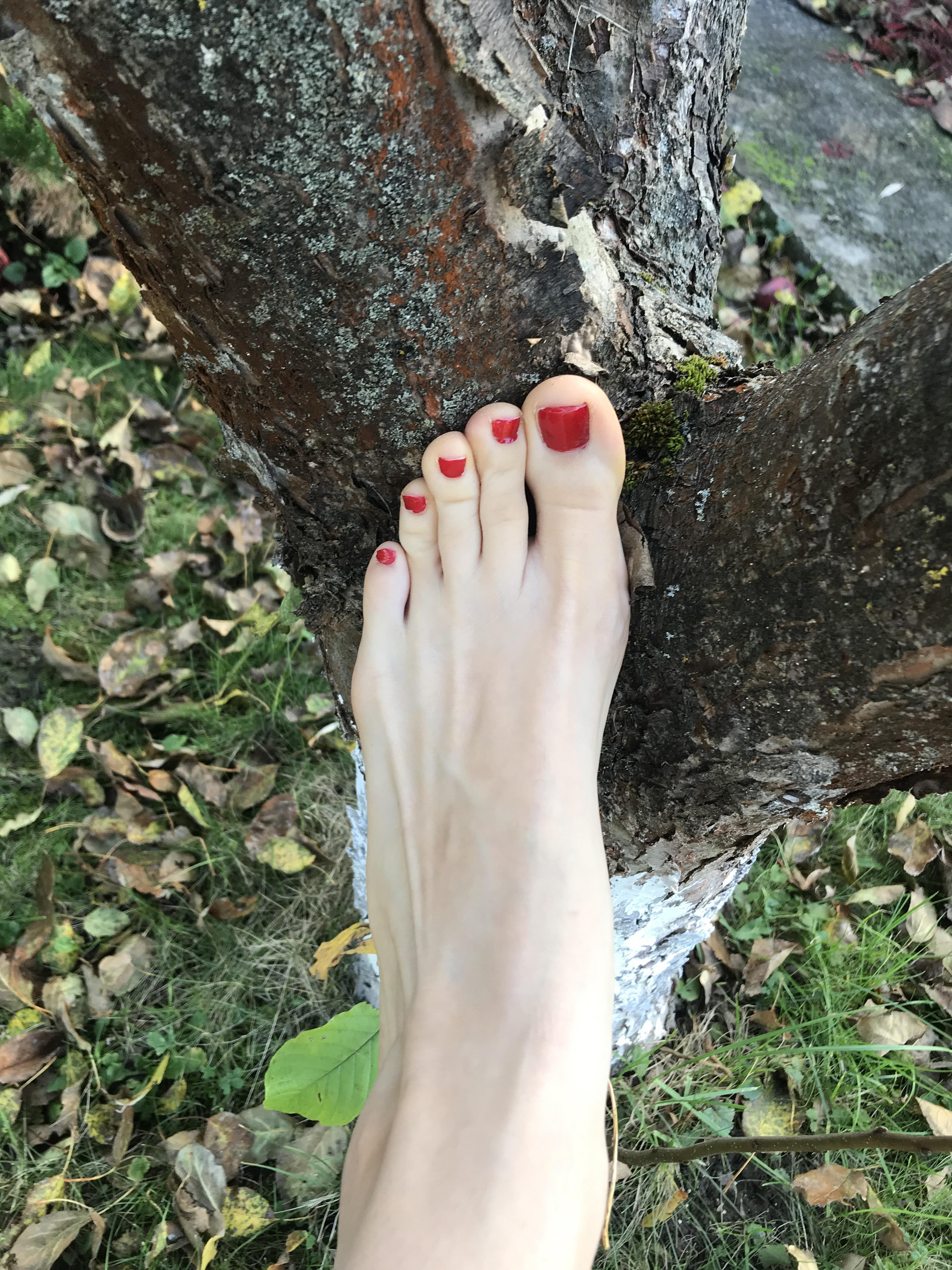 My bare feet in -2 C soo cold | Scrolller