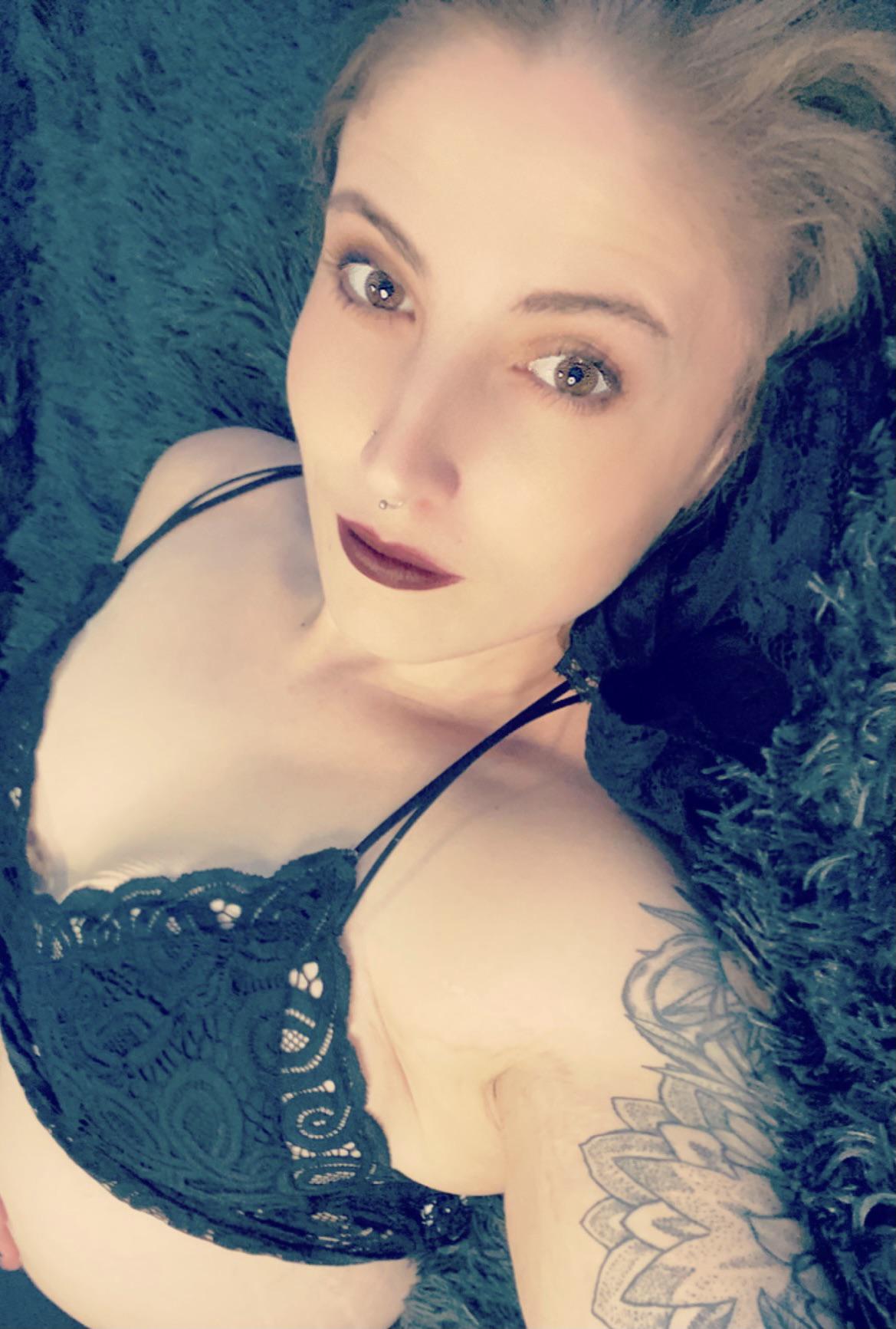 My day off to vibe 🖤💋 | Scrolller