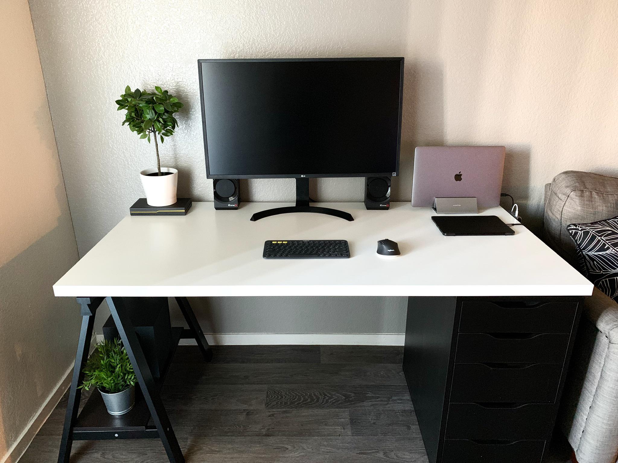 My desk setup w/ Mcbook Pro | Scrolller