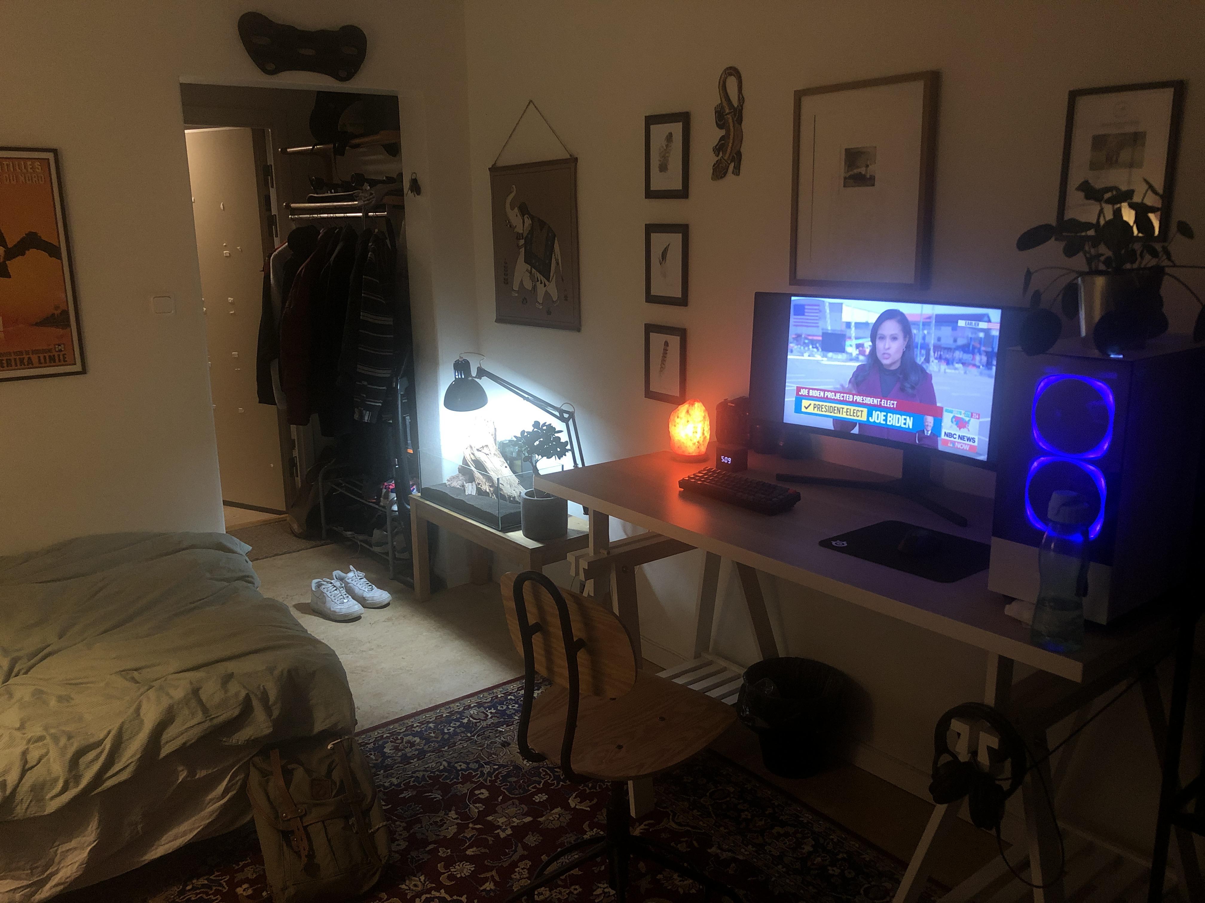 My dorm room. It ain’t big but it is cozy | Scrolller