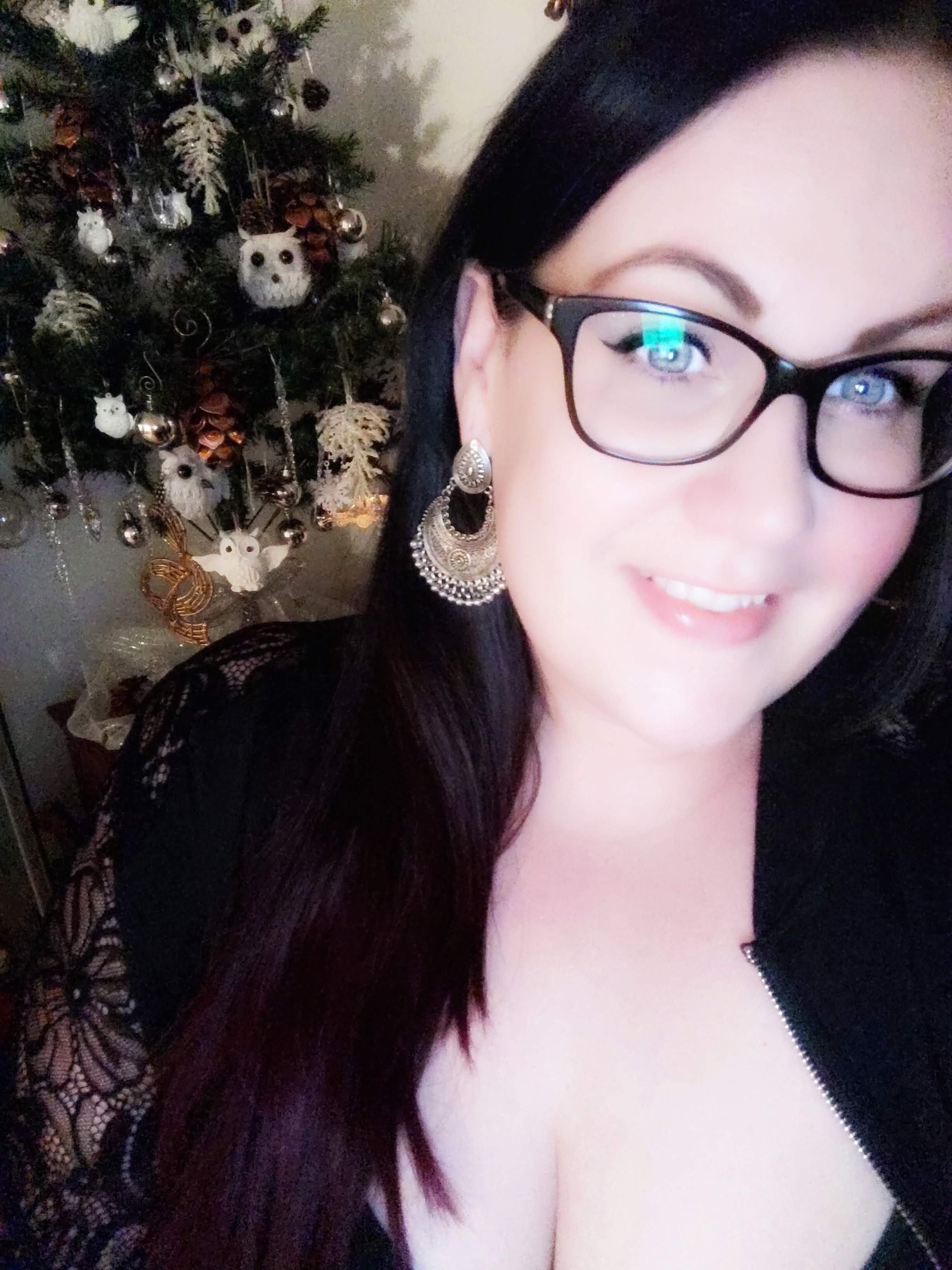 My first post here, I have always loved to wear my glasses 🖤 | Scrolller