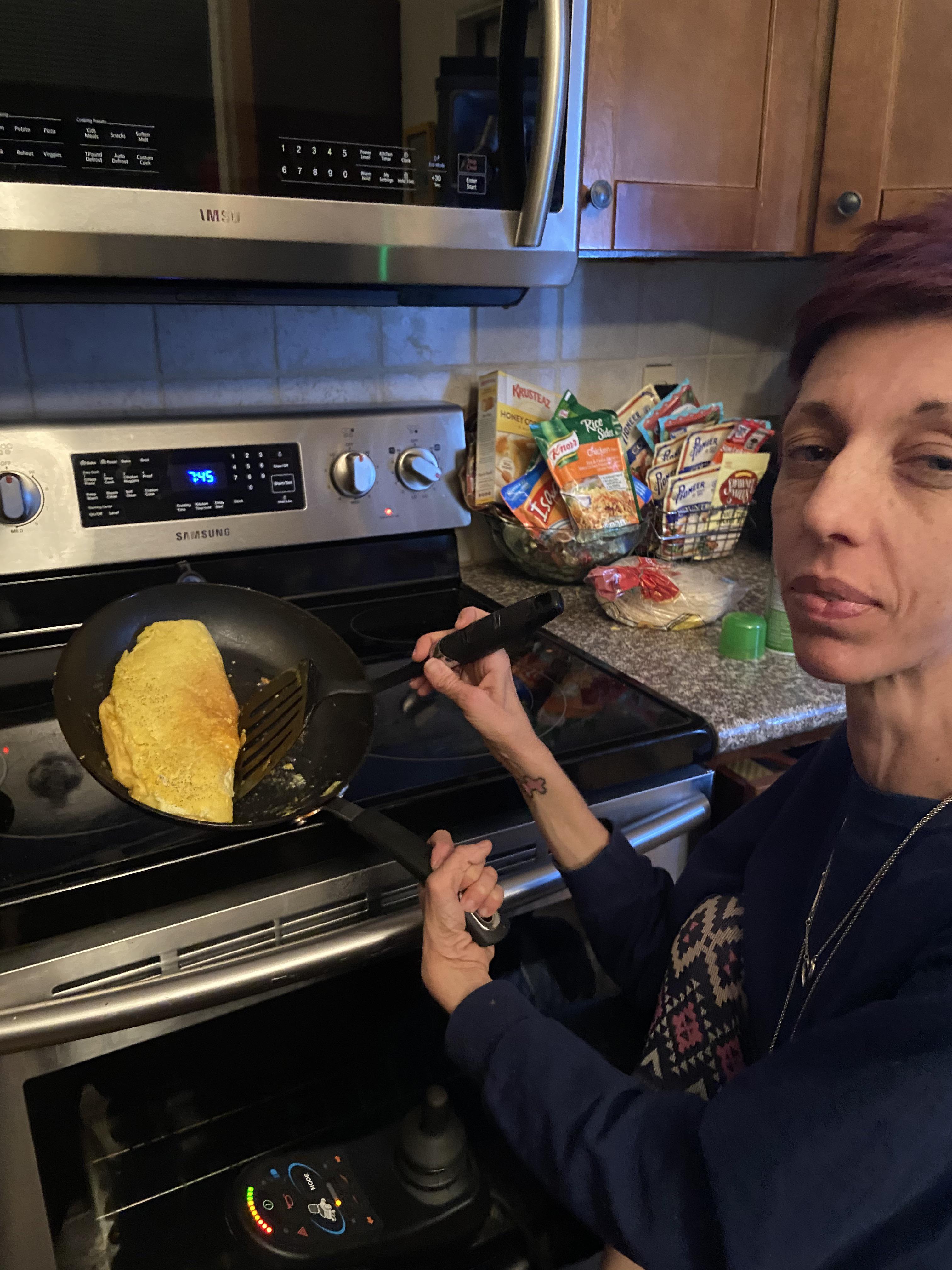 My mom cooking an omelet | Scrolller