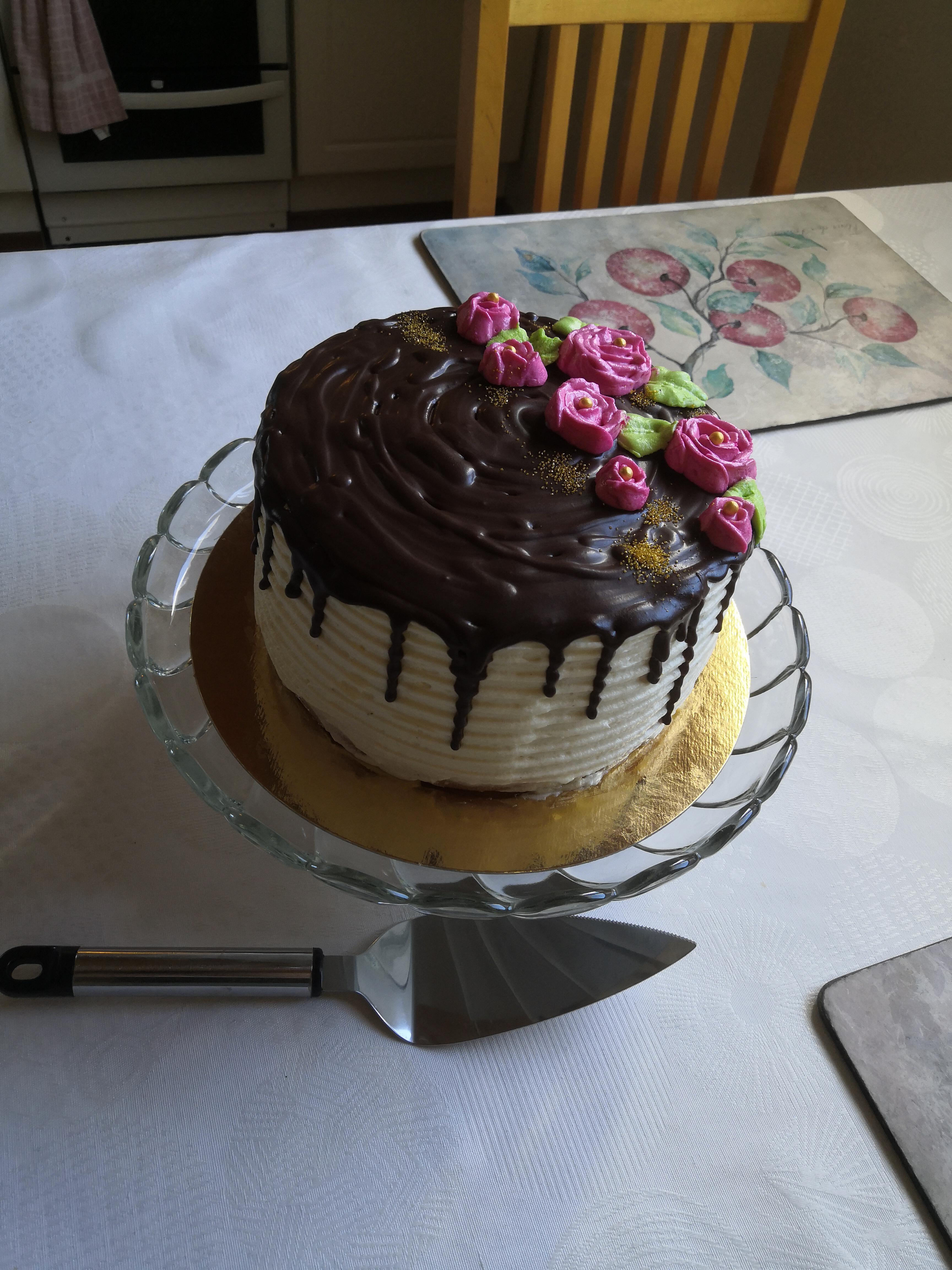 My mom makes beautiful cakes. | Scrolller