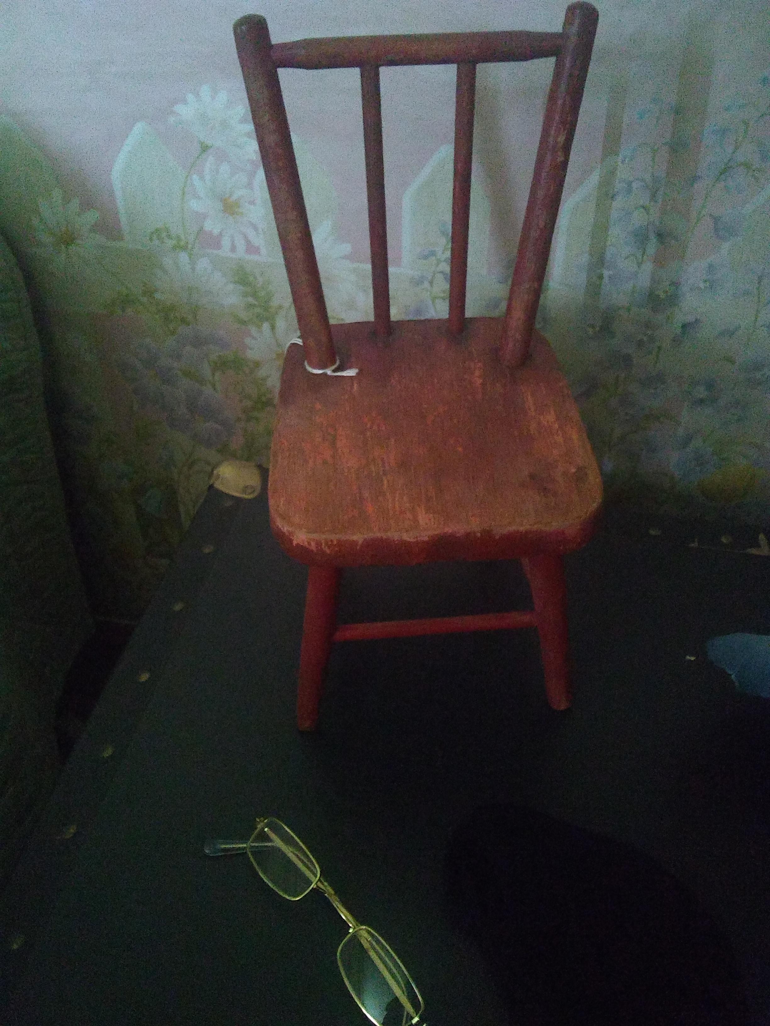 My tiny chair | Scrolller