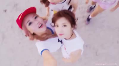 Naeun kissing Bomi :D | Scrolller