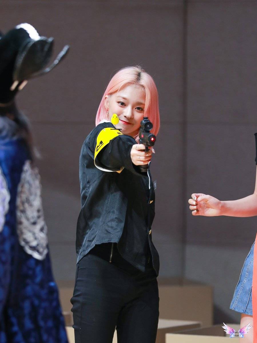 Nagyung is very excited to shoot hearts | Scrolller