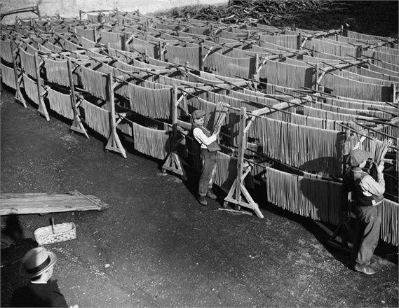 Napoli – Men Drying Fresh Pasta, ca. 1950s. | Scrolller