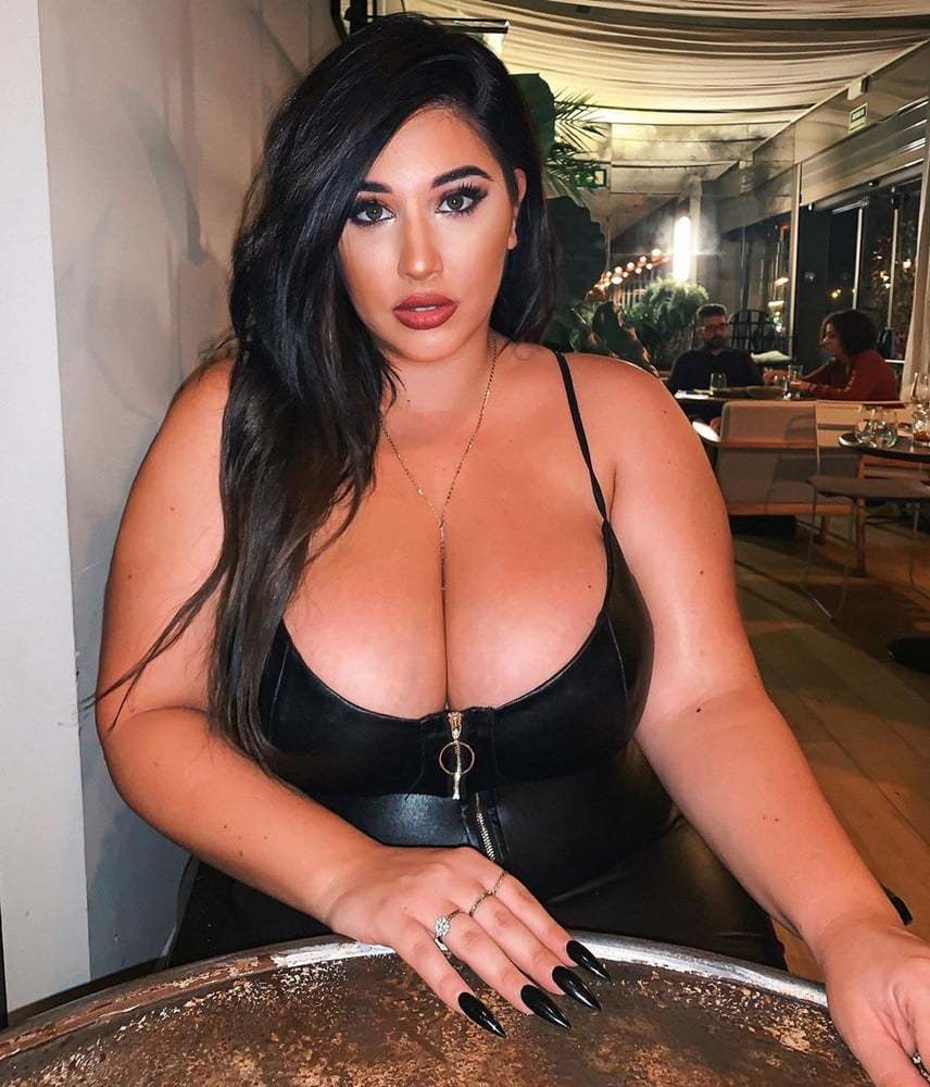 Natalia Lozano knows how to pick an outfit that highlights her assets | Scrolller