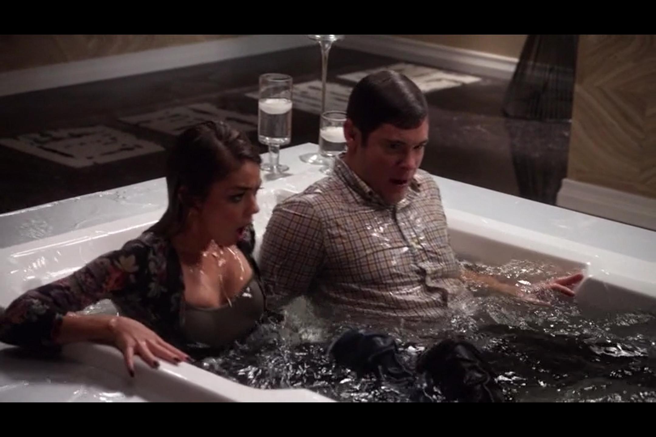 Near dress malfunction in "Modern Family" | Scrolller