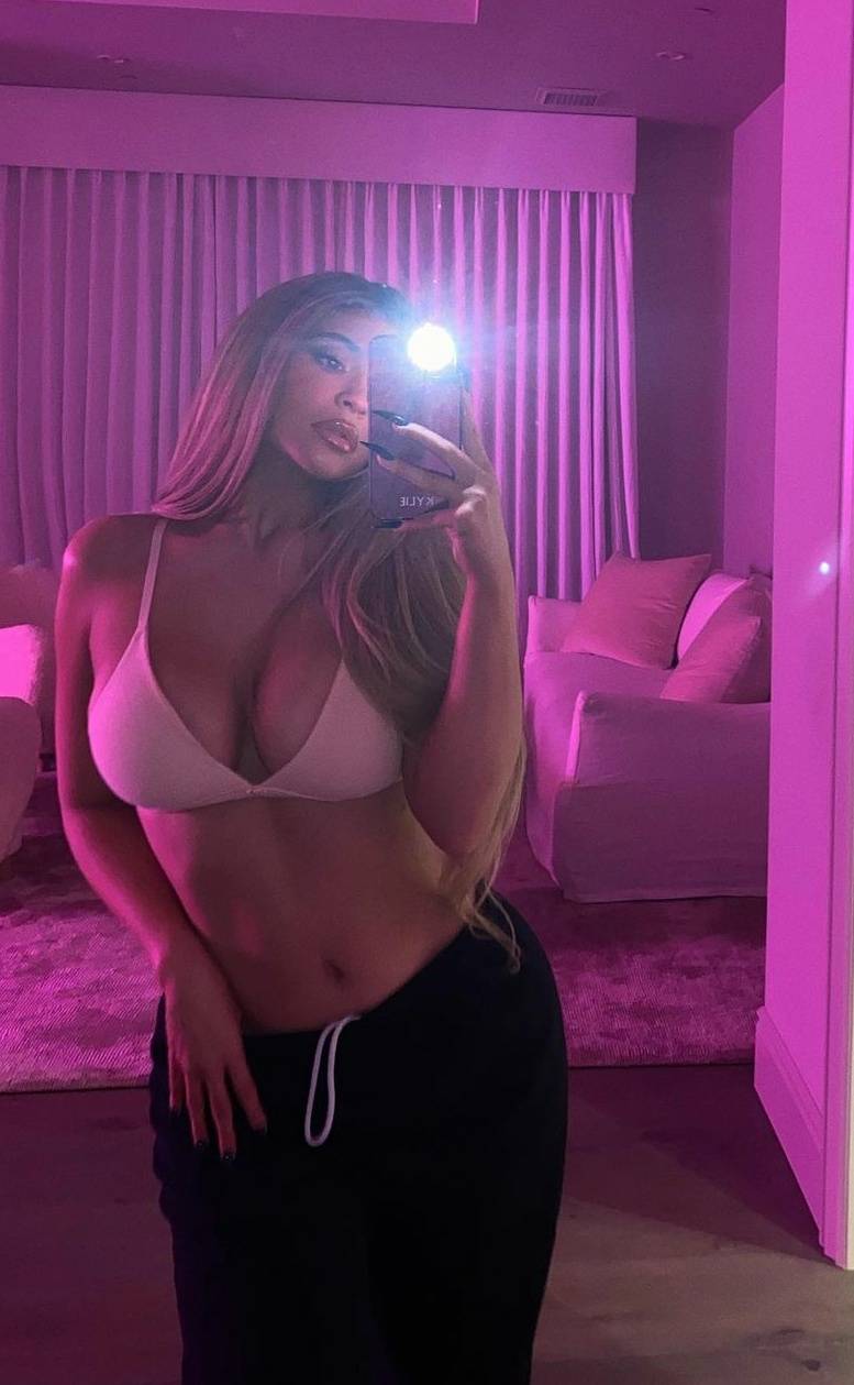 Need a link to her discord server 💘 | Scrolller