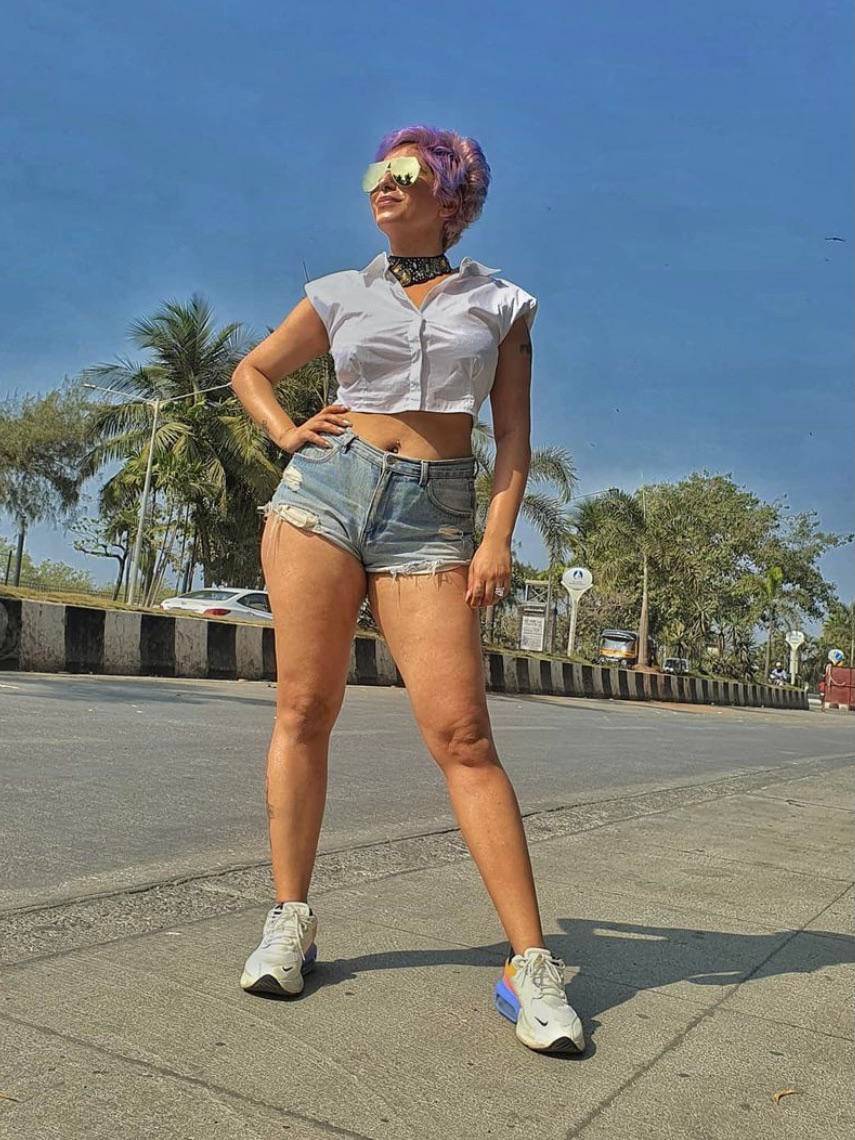 Neha Bhasin Showing Off Her Thick Punjabi Thighs .... She’s ready for action | Scrolller