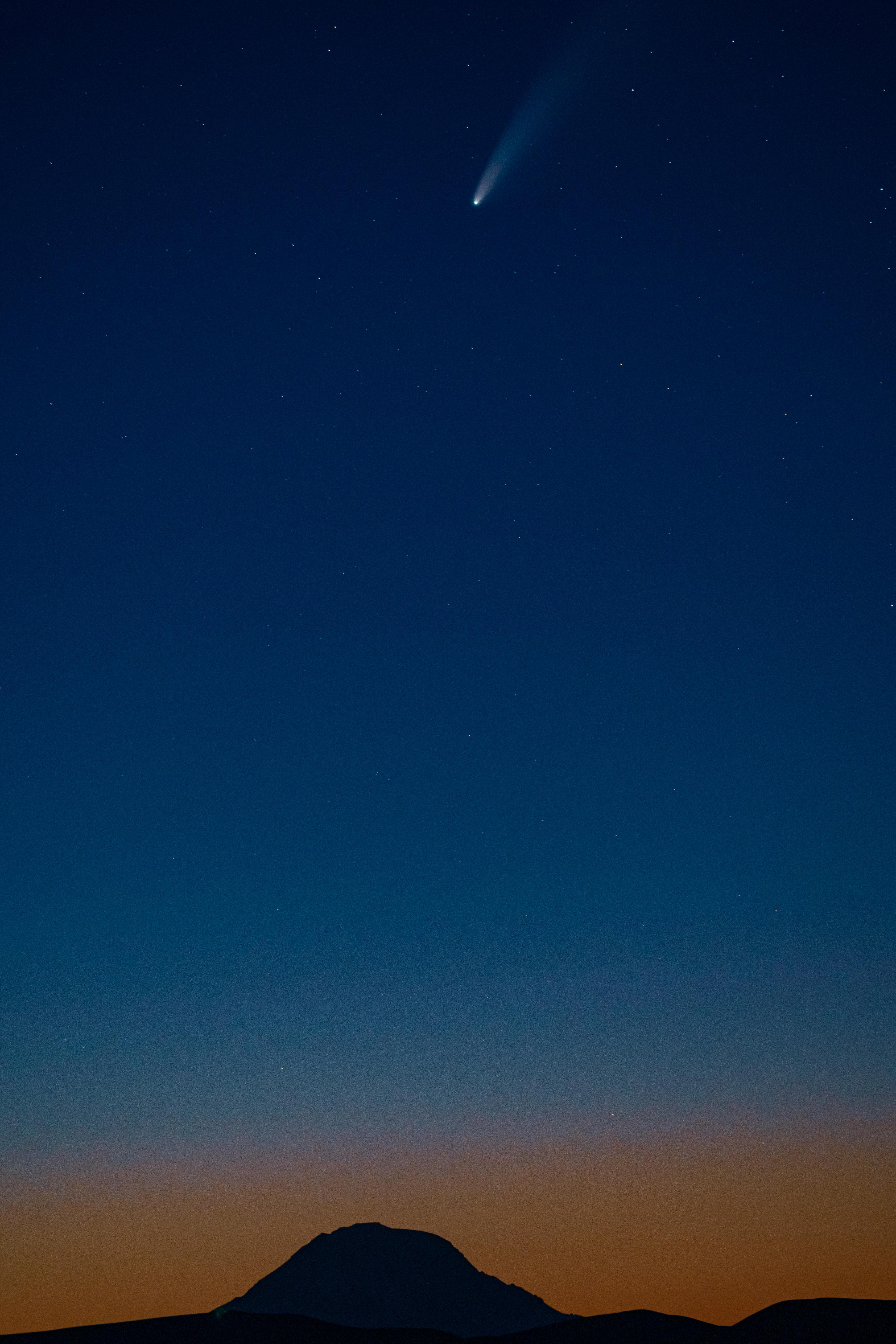 Neowise Sailing Over Mount Adams [OC] | Scrolller