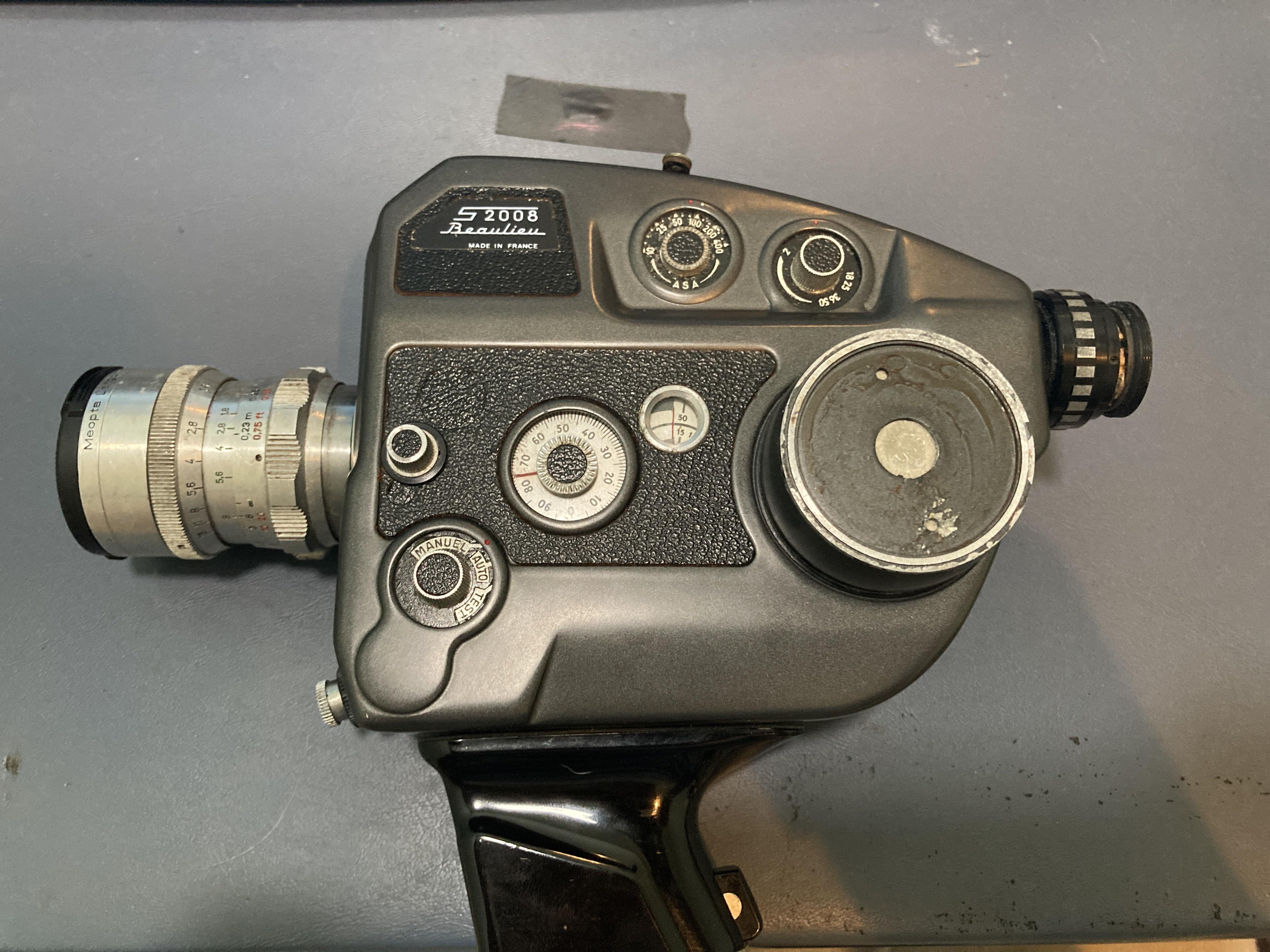 New camera, old lens and battery is stuck | Scrolller