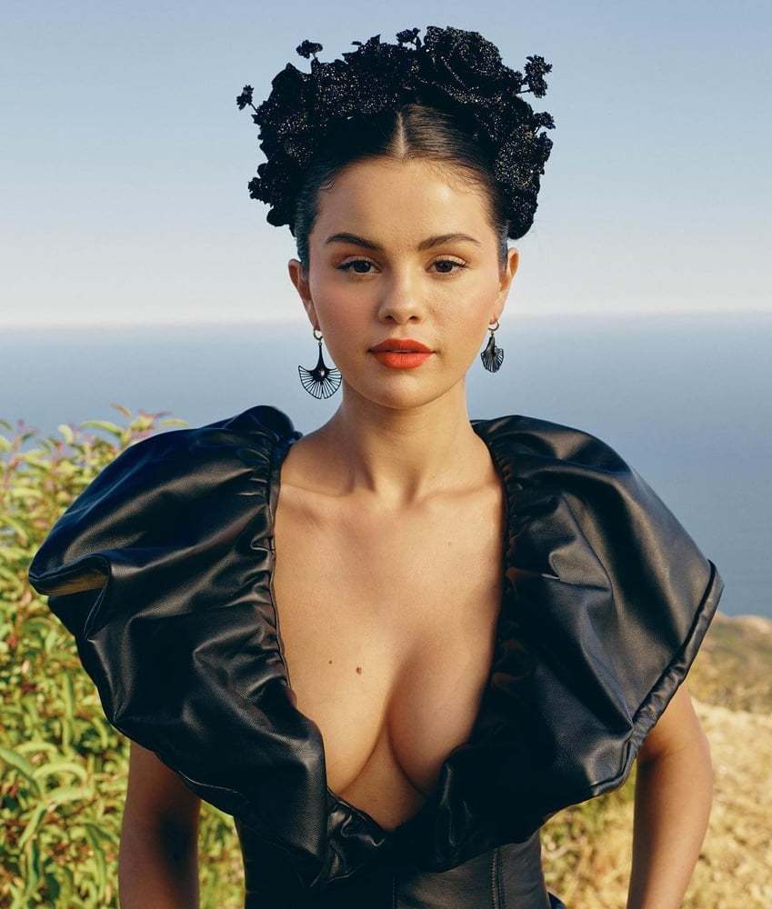 Nice cleavage | Scrolller