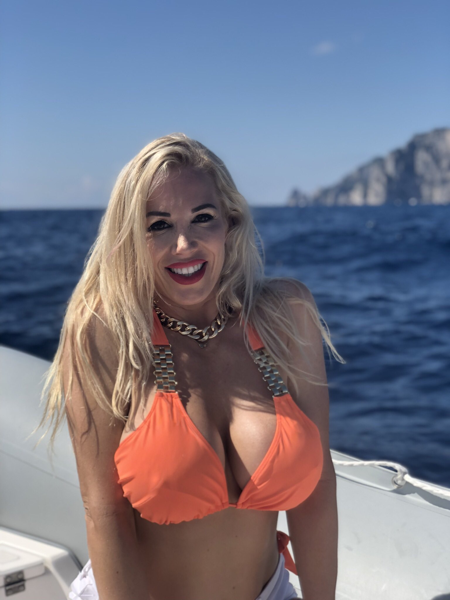 Nice smile, nice rack | Scrolller