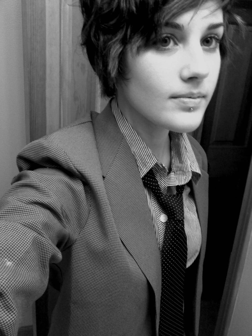 nice suit, nice smile. from r/shorthairedhotties | Scrolller