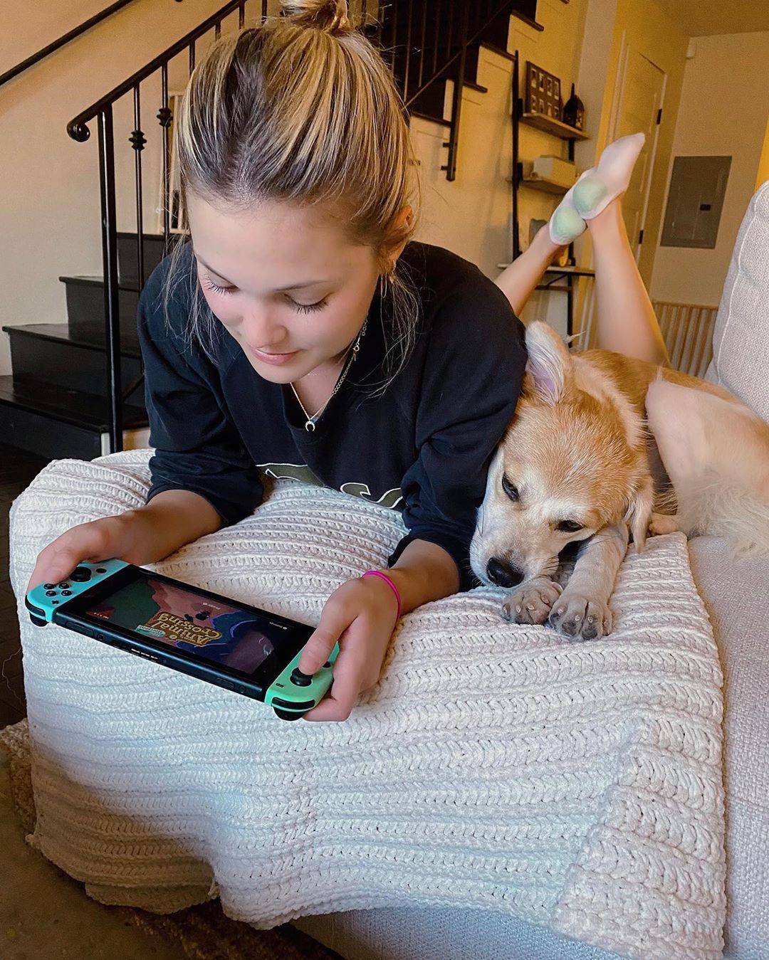 Olivia Holt Scrolller