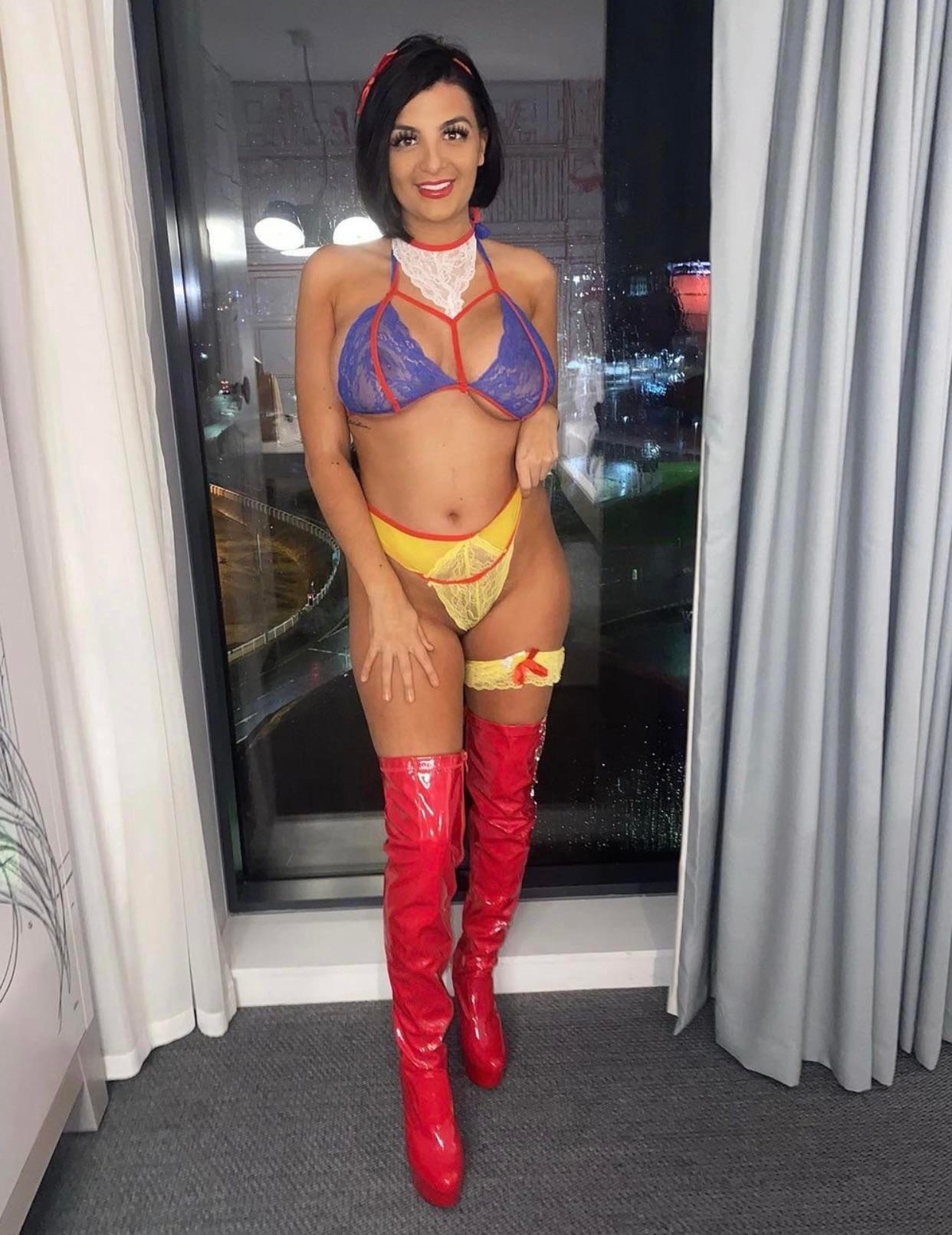 Nisa Tee as Snow White | Scrolller