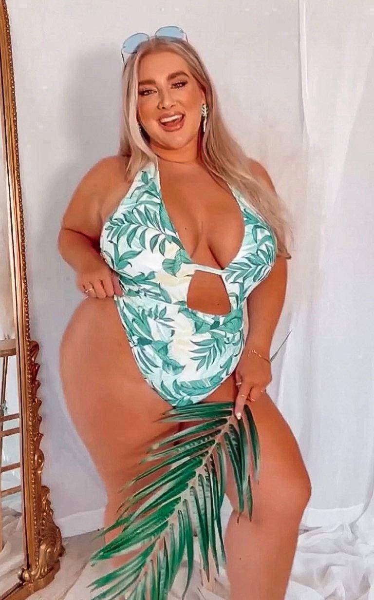 No hiding those curves | Scrolller