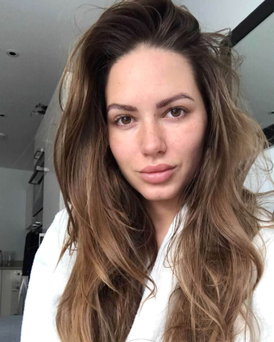 No make-up necessary | Scrolller