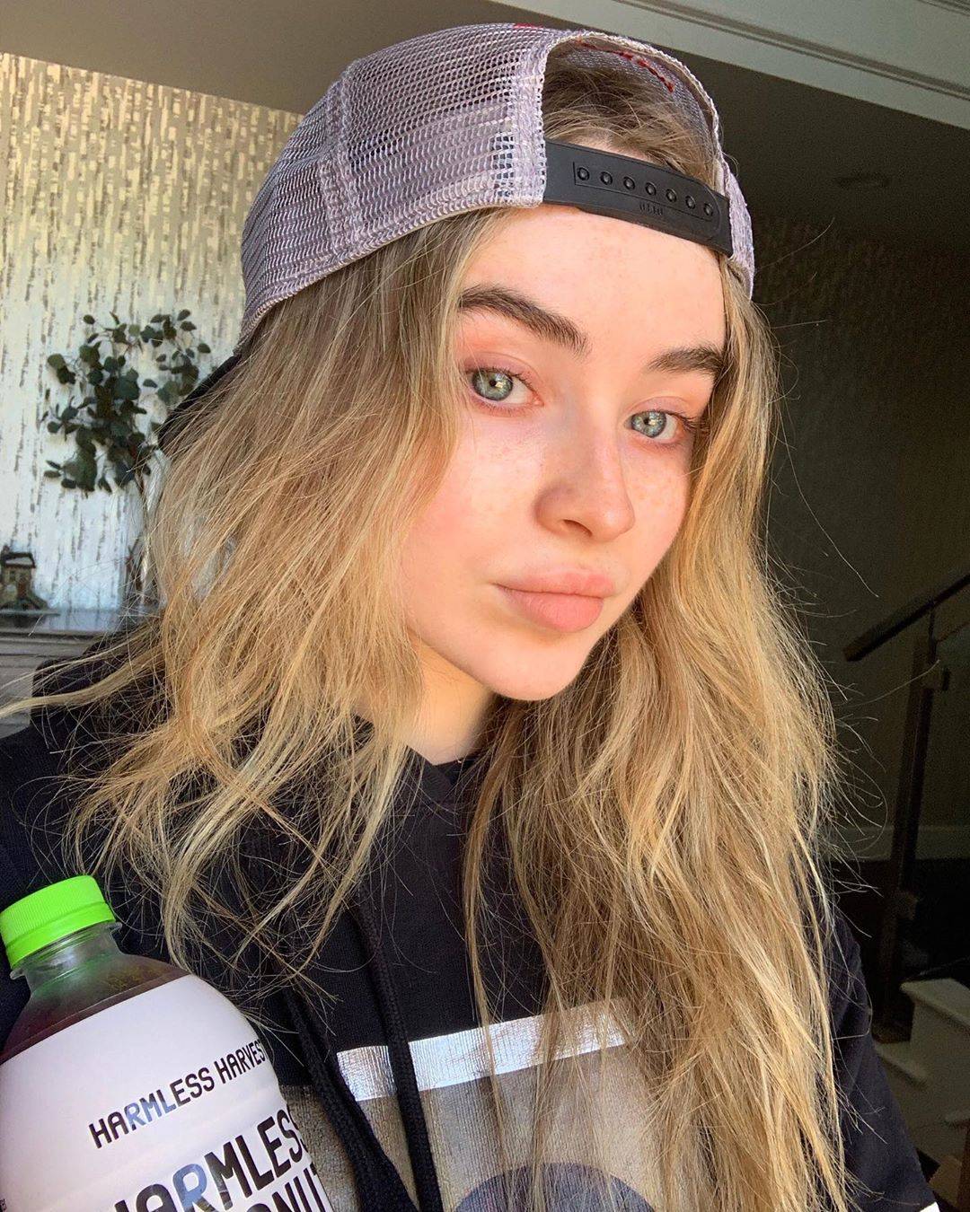 No makeup and still perfect | Scrolller
